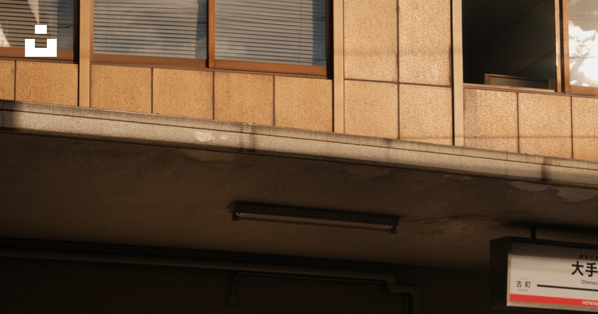 Un Homme Debout Sur Une Voie Ferrée à Côté Dun Bâtiment Photo Photo