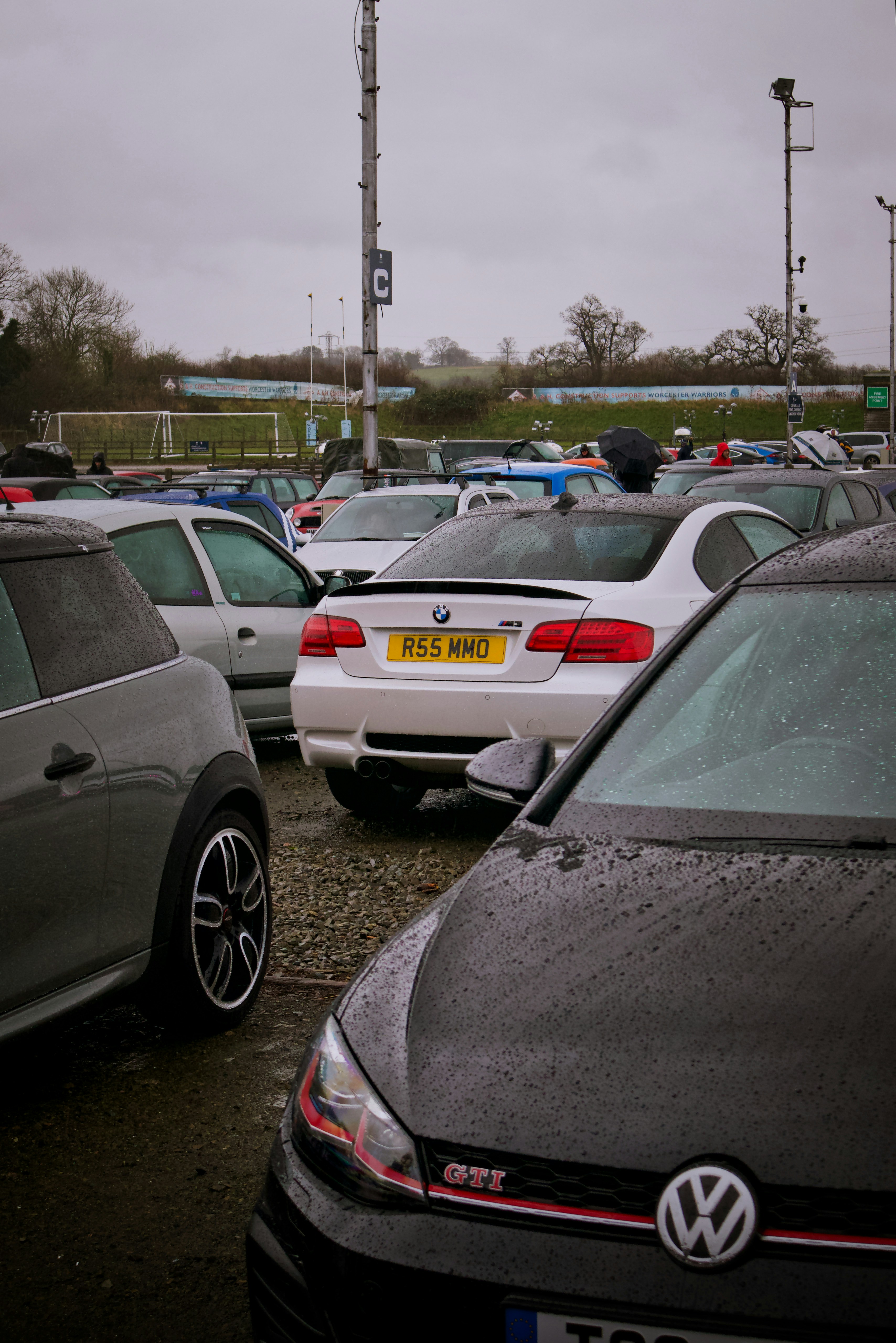A bunch of cars parked in a parking lot photo – Free Car Image on Unsplash