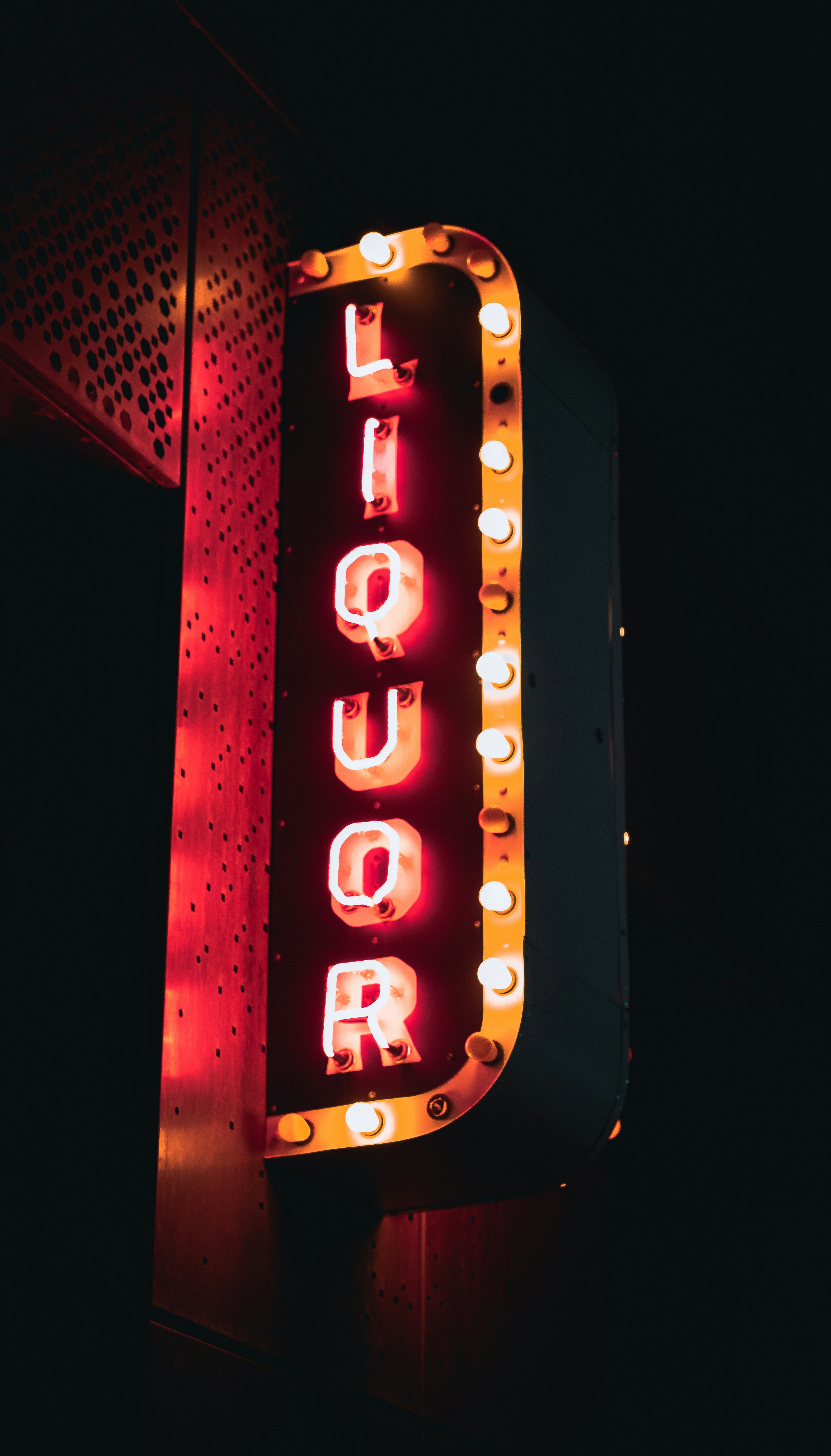 Neon Arrow: The Red Glow of a Midnight Sign