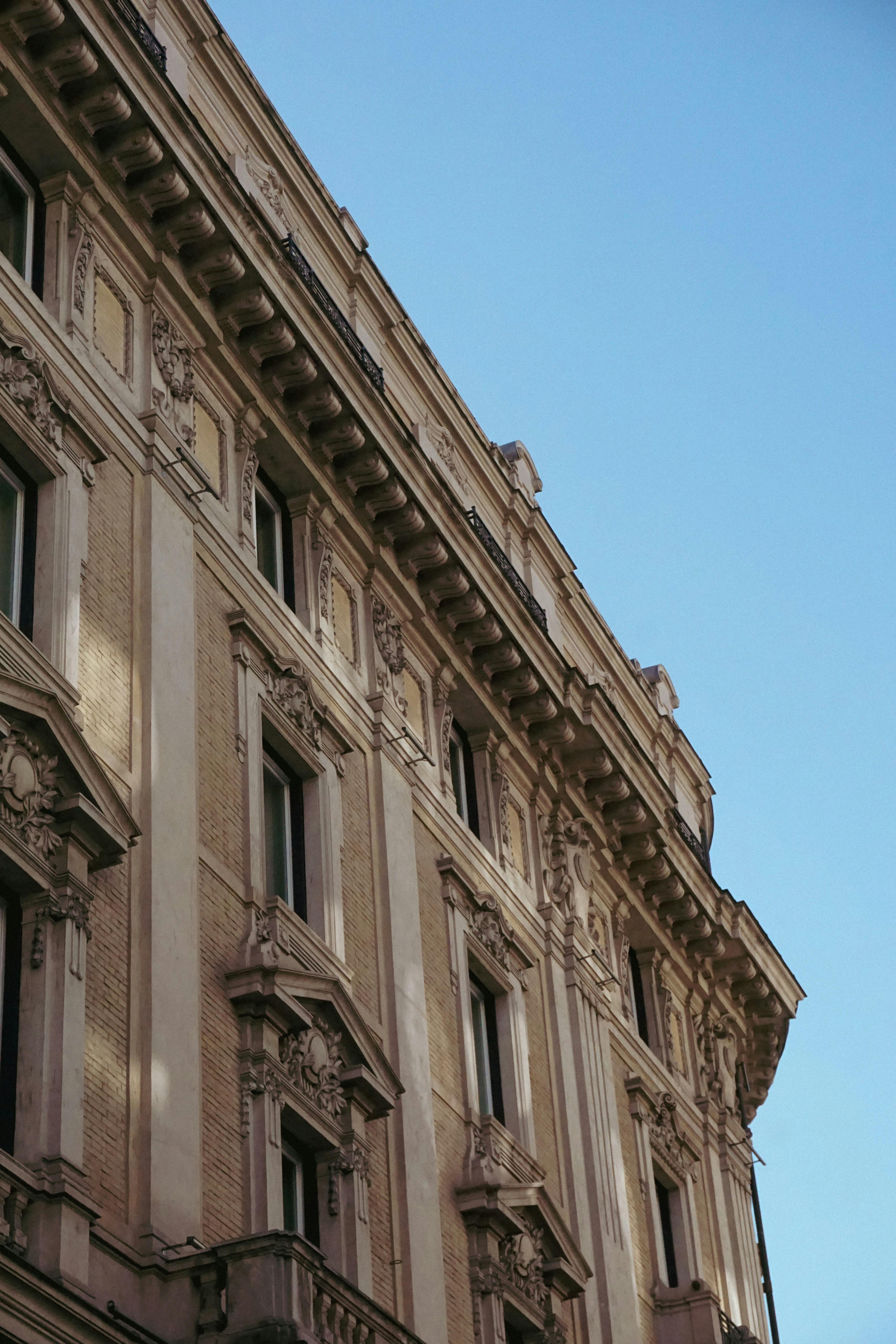 建物の側面にある時計の写真 – Unsplashの建物の無料画像