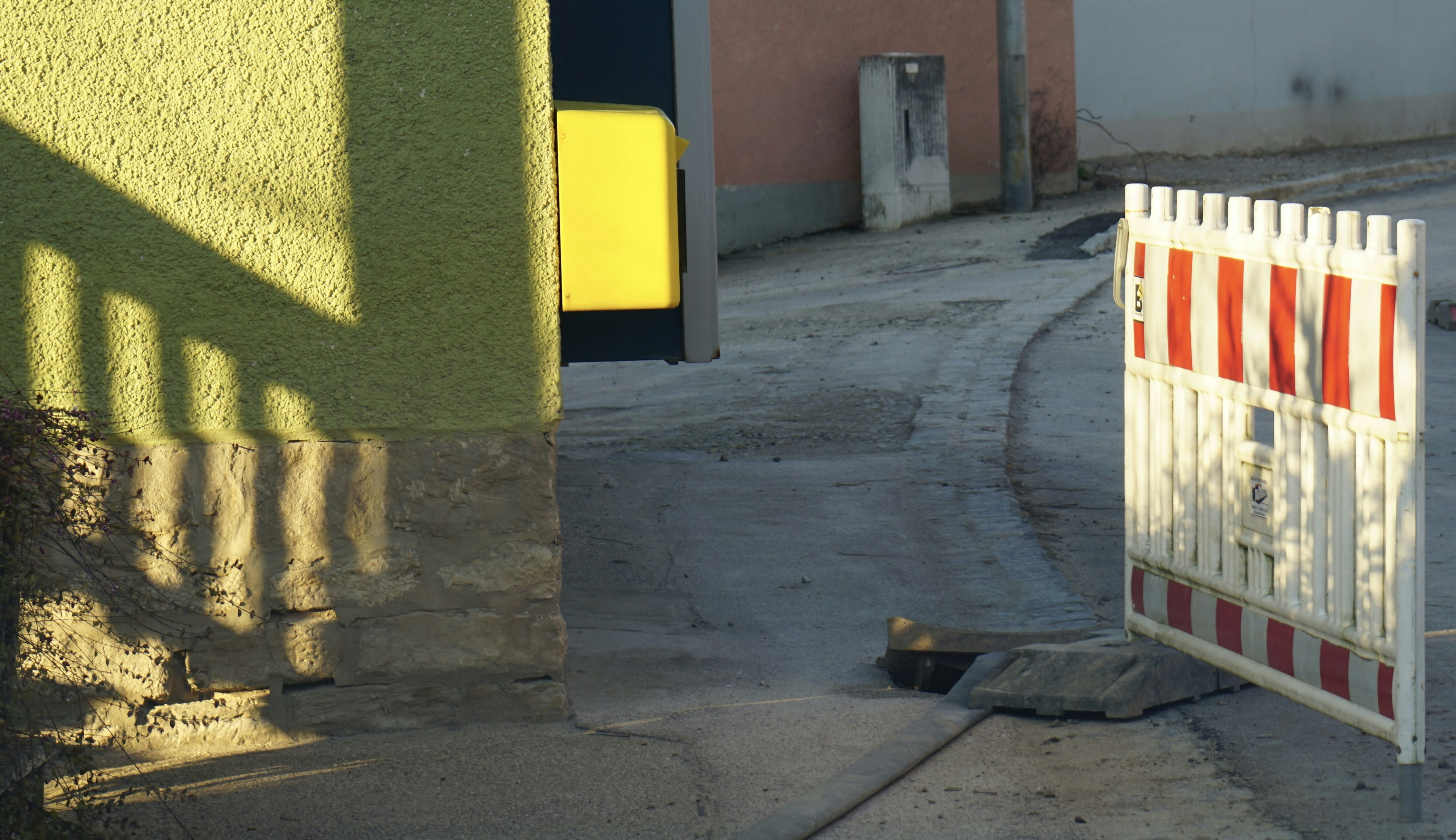 Foto Una carretera cerrada por una barricada al costado de una ...