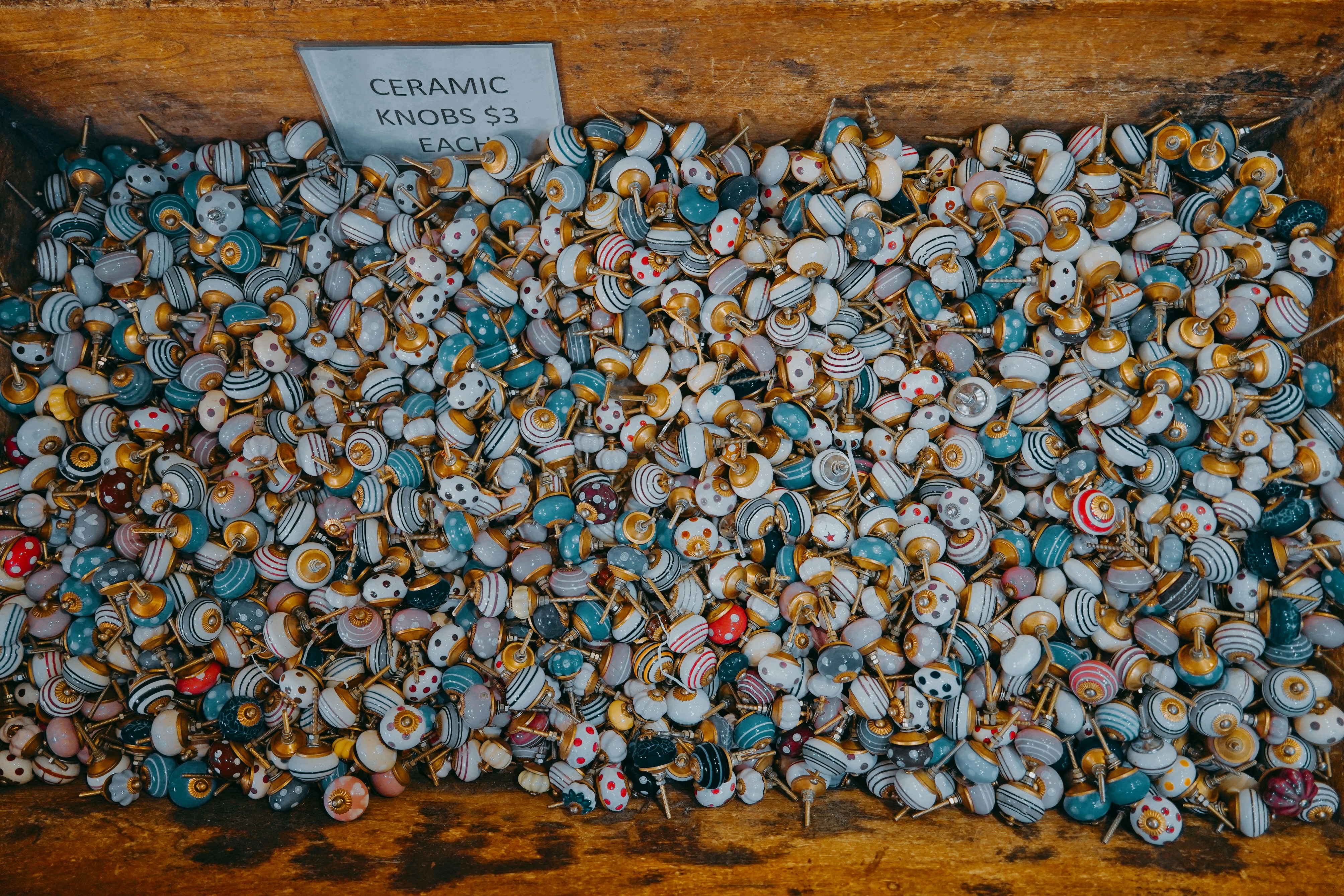 Una pila de botones sentados encima de una mesa de madera foto – Imagen ...