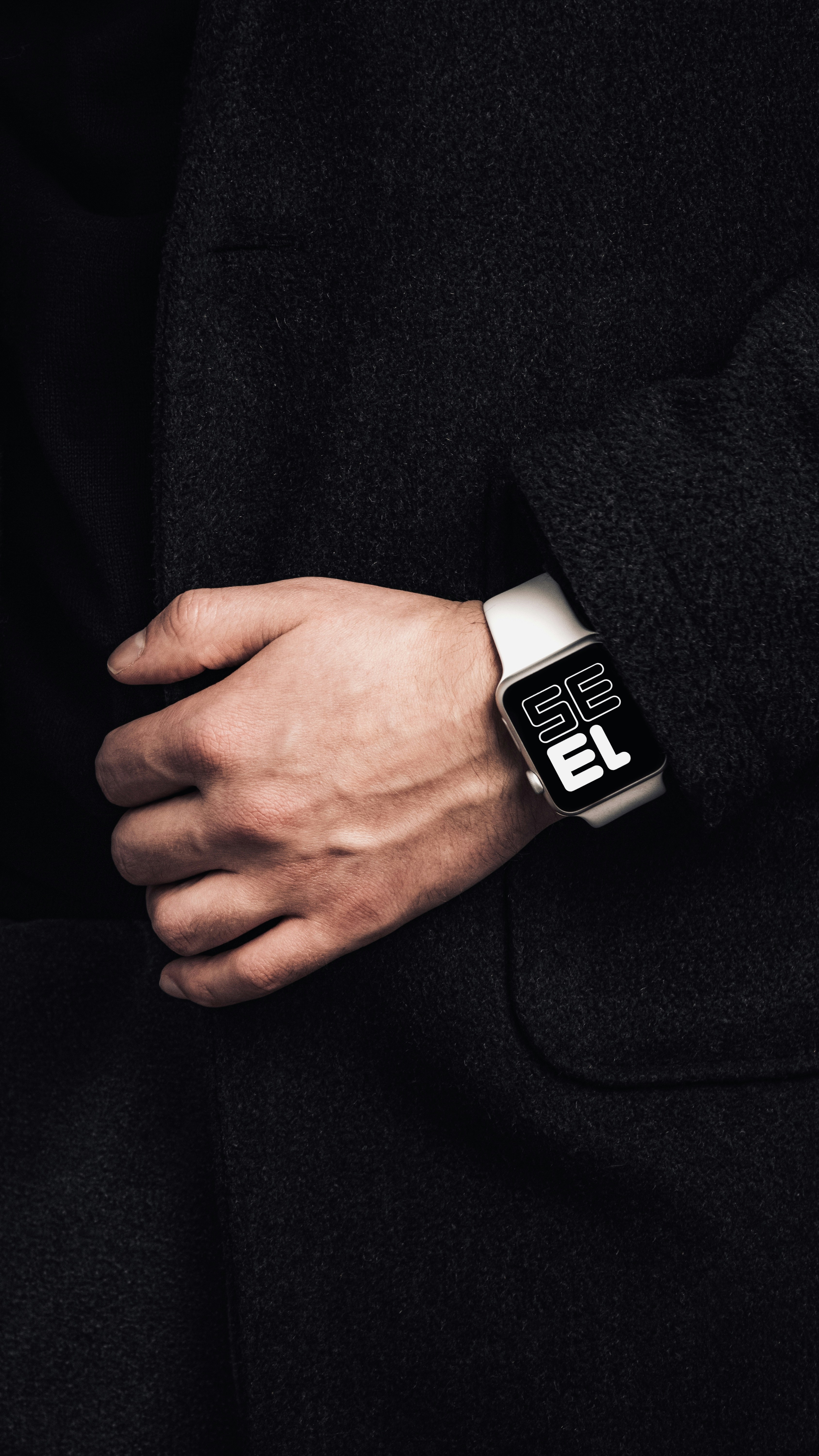 A person wearing a black and white watch on their wrist photo – Free ...