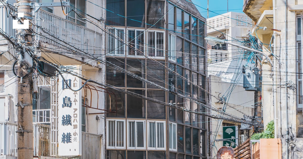 고층 건물 옆 거리를 걷고 있는 남자 사진 Unsplash의 무료 나하 이미지