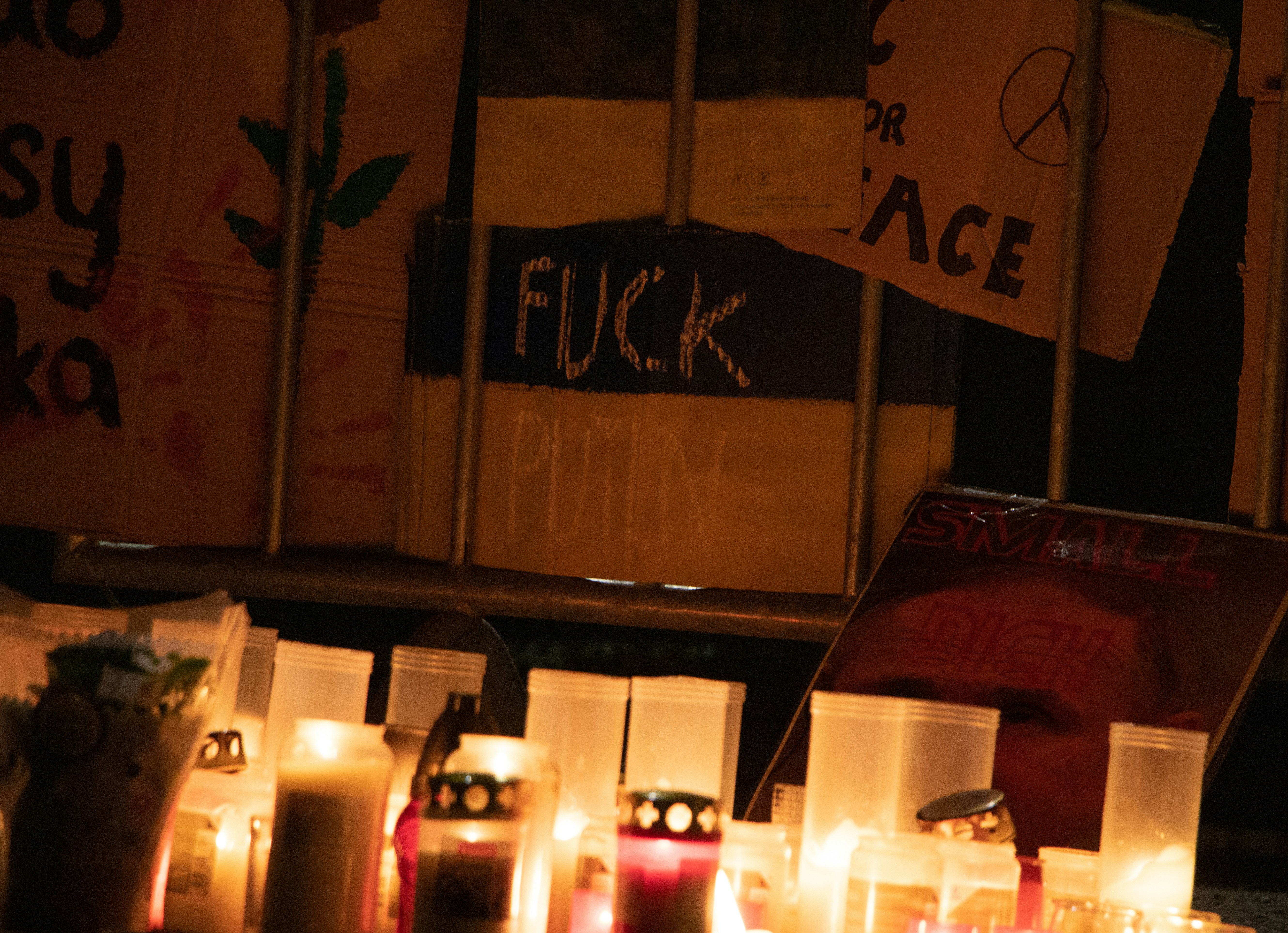 Un tas de bougies qui sont sur une table photo – Photo Ukraine Gratuite ...