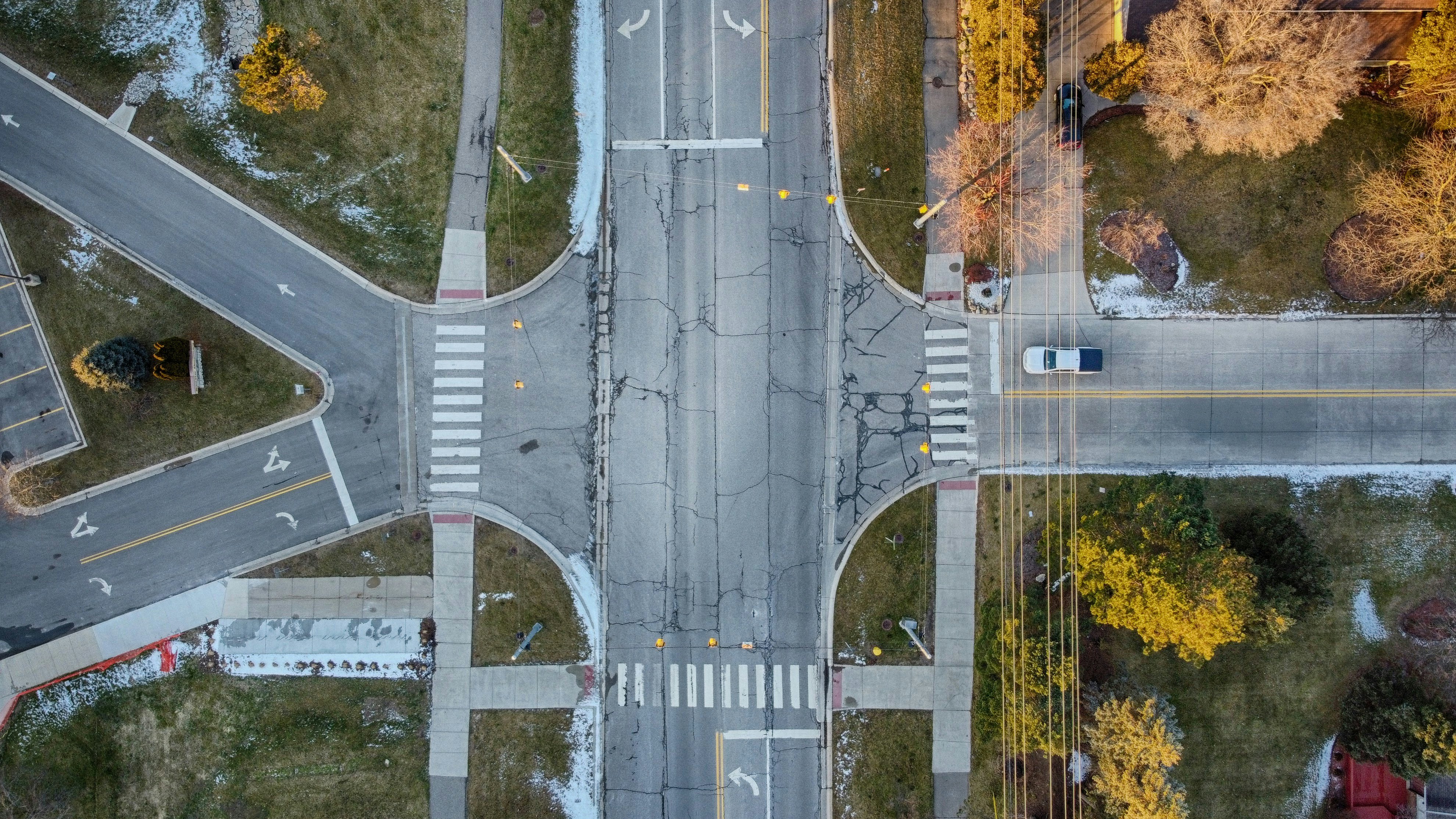 Une vue aérienne d’une intersection de rue à l’automne photo – Photo ...