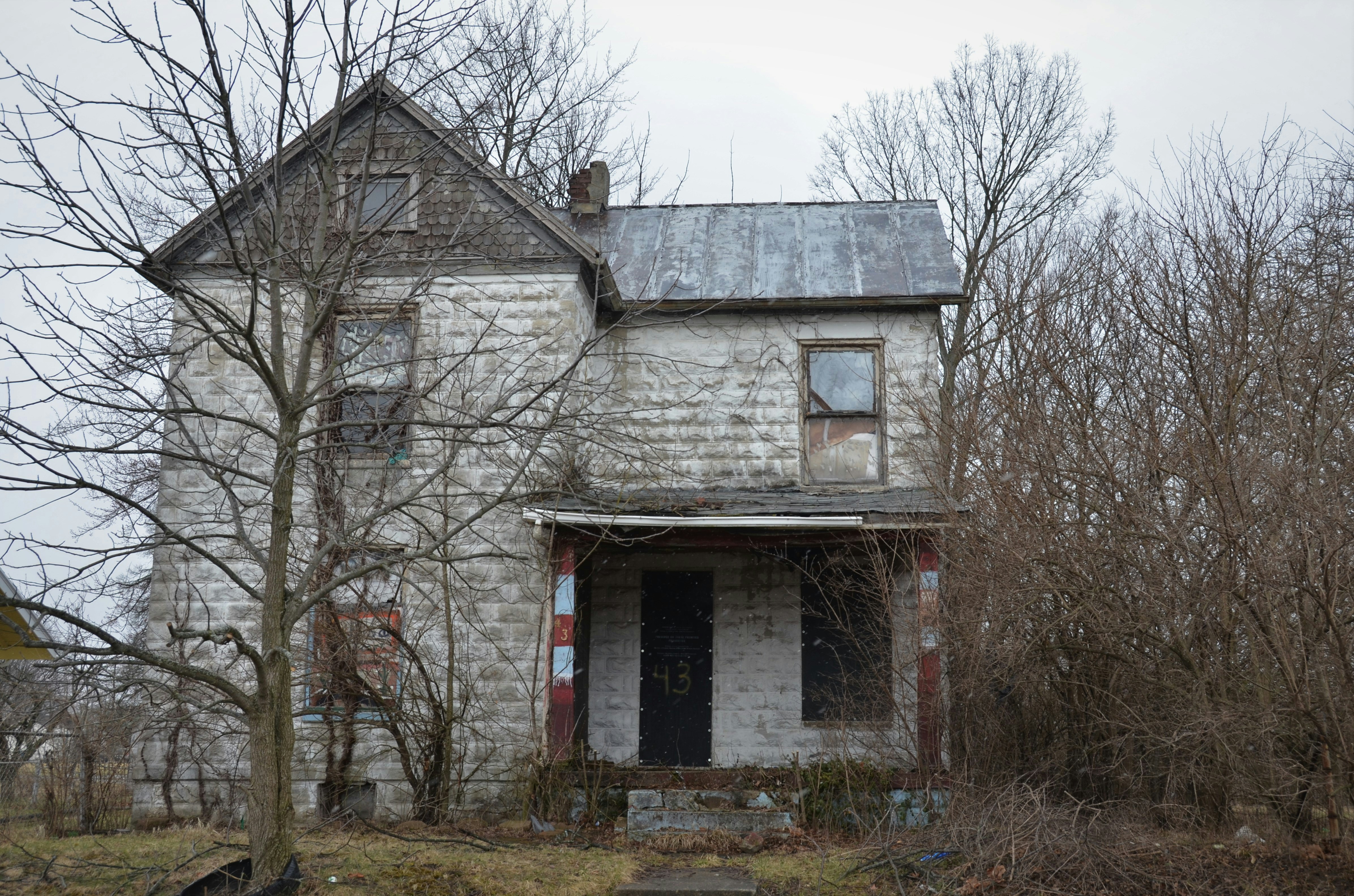 An old run down house in the woods photo – Free Cottage Image on Unsplash