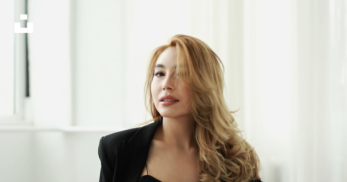 하얀 침대 앞에 서 있는 여자 사진 Unsplash의 무료 하얀 이미지