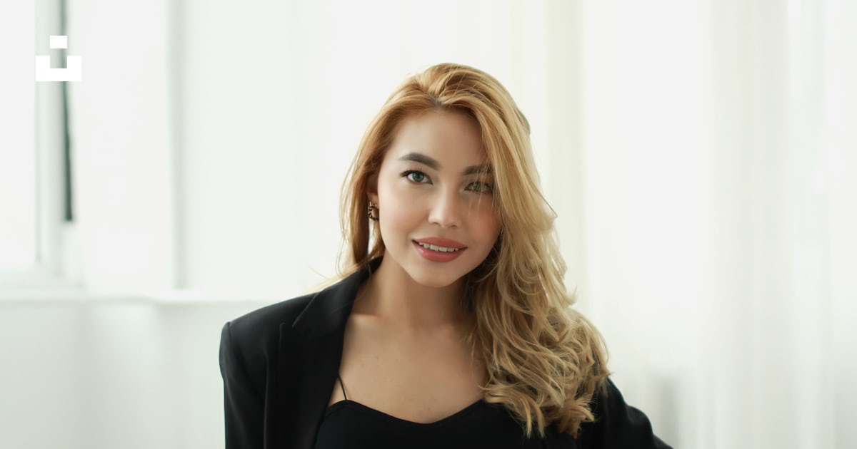 하얀 침대 앞에 서 있는 여자 사진 Unsplash의 무료 하얀 이미지