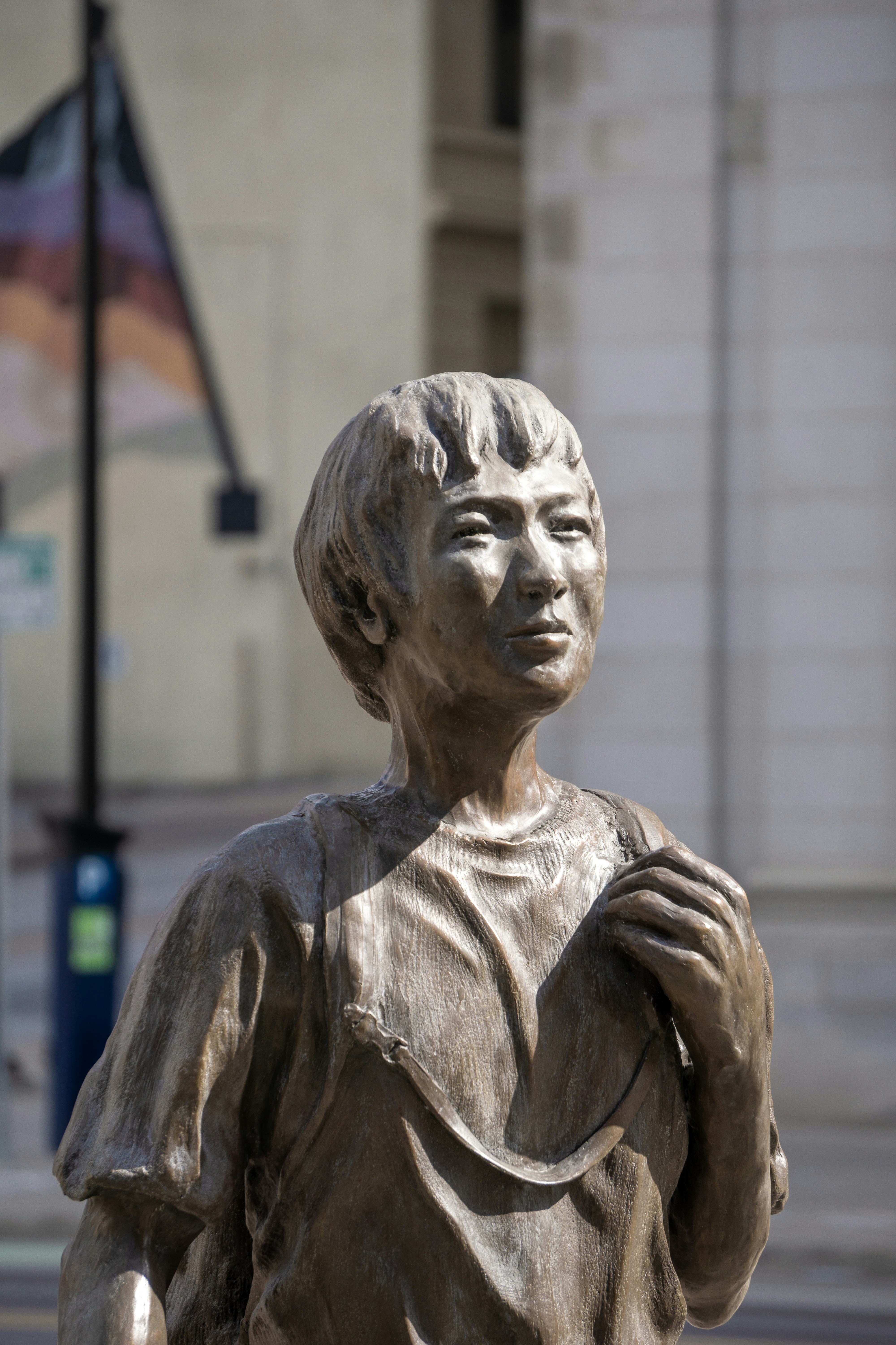 A statue of a woman holding a purse photo – Free Statue Image on Unsplash