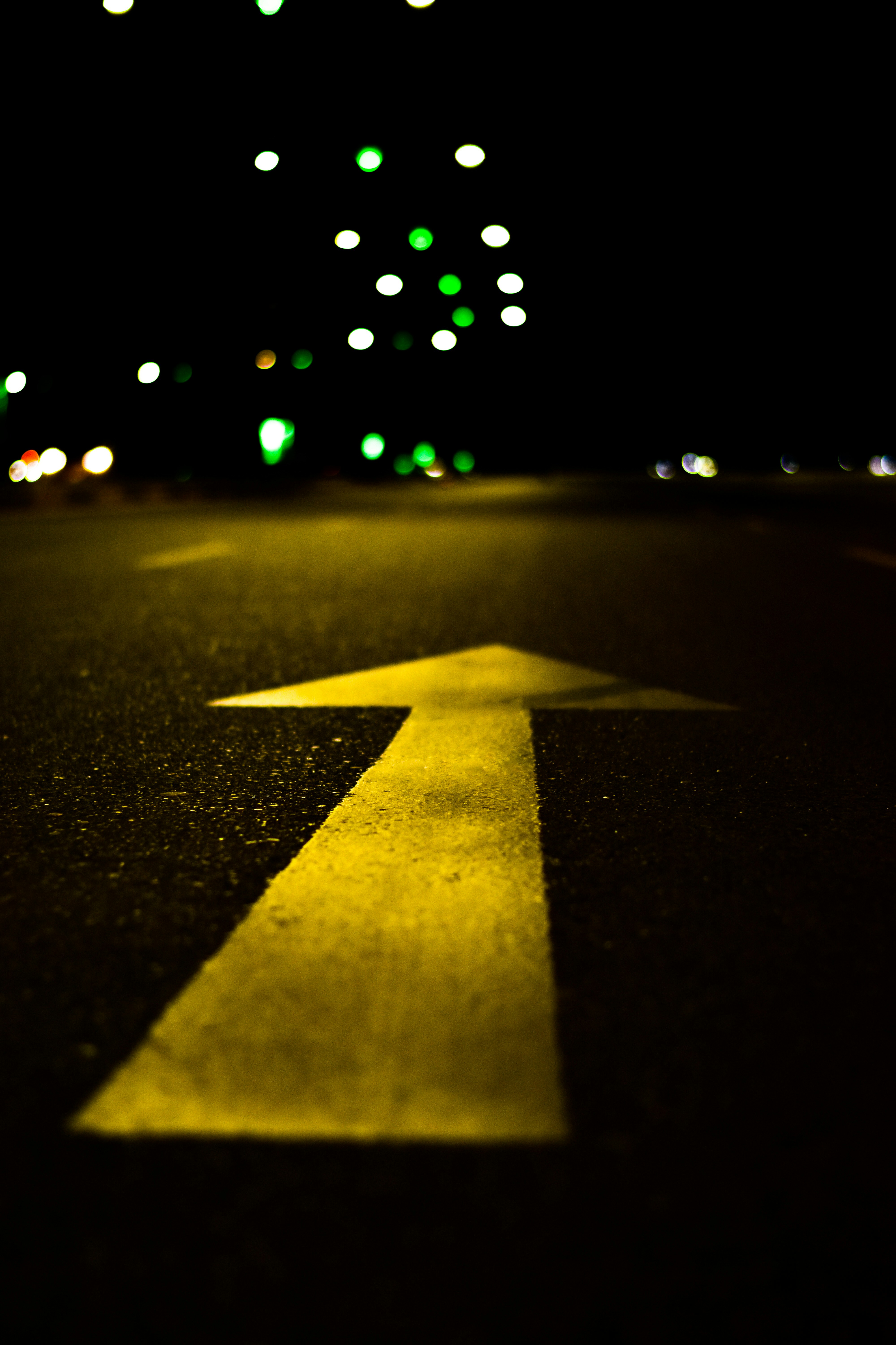 Une flèche jaune peinte sur le bord d’une route photo – Photo Portrait ...