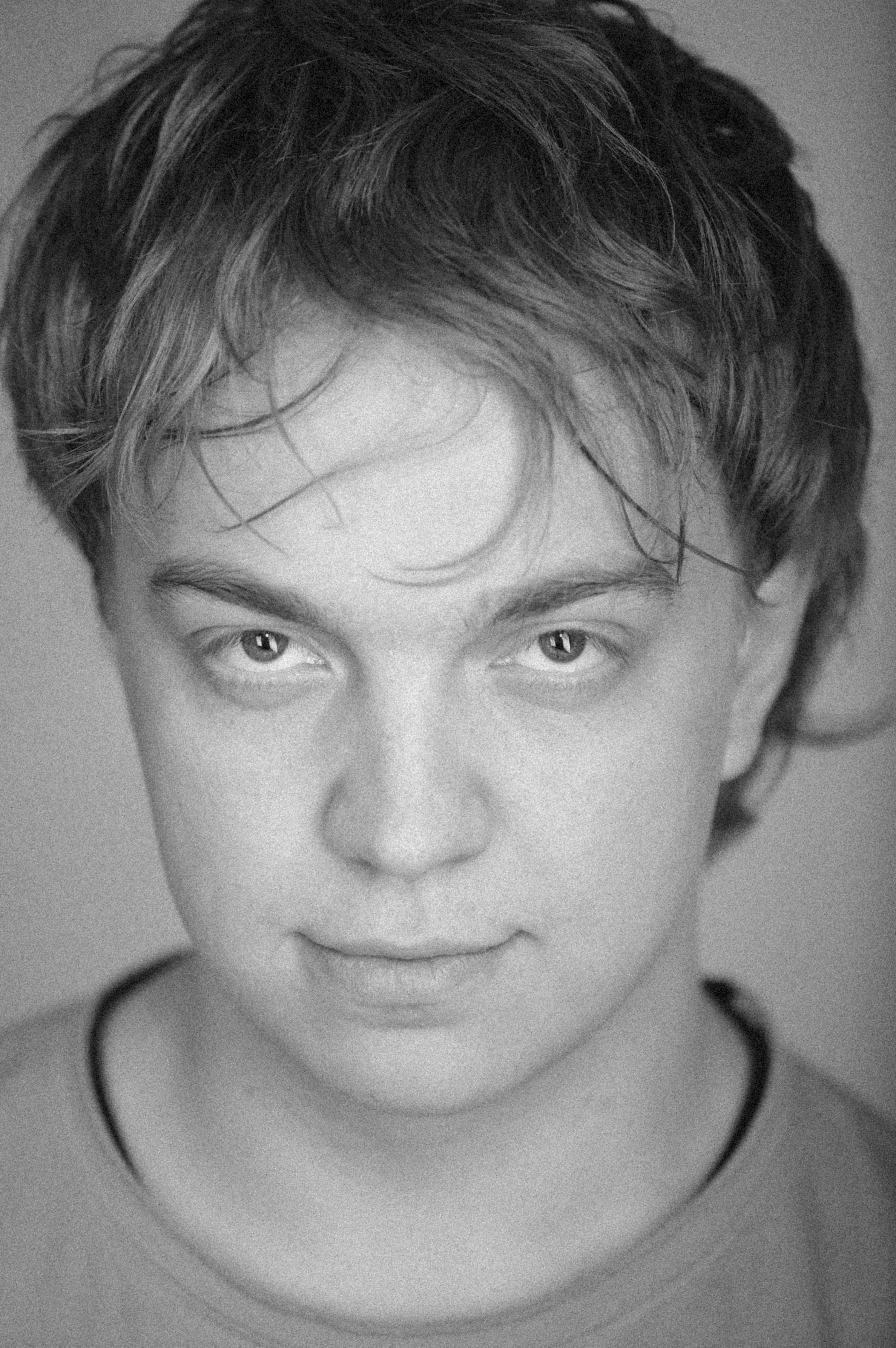 Une photo en noir et blanc d’un jeune homme photo – Photo Tête Gratuite ...