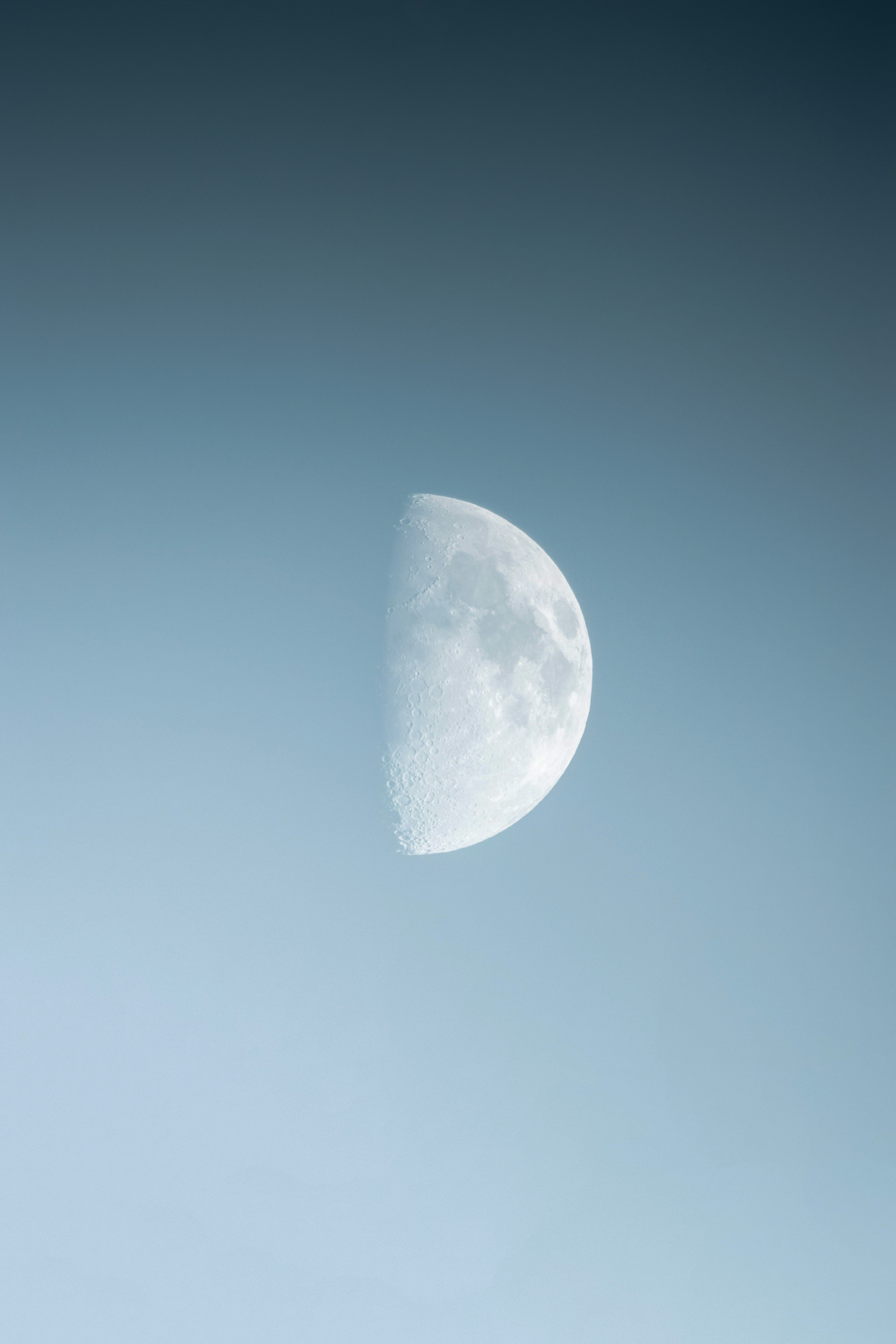 Une demi-lune est vue dans le ciel photo – Photo Royaume-uni Gratuite ...