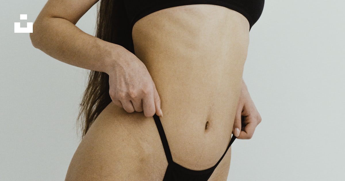 검은 비키니를 입은 여자가 사진을 위해 포즈를 취하고 있다 사진 Unsplash의 무료 속옷 이미지