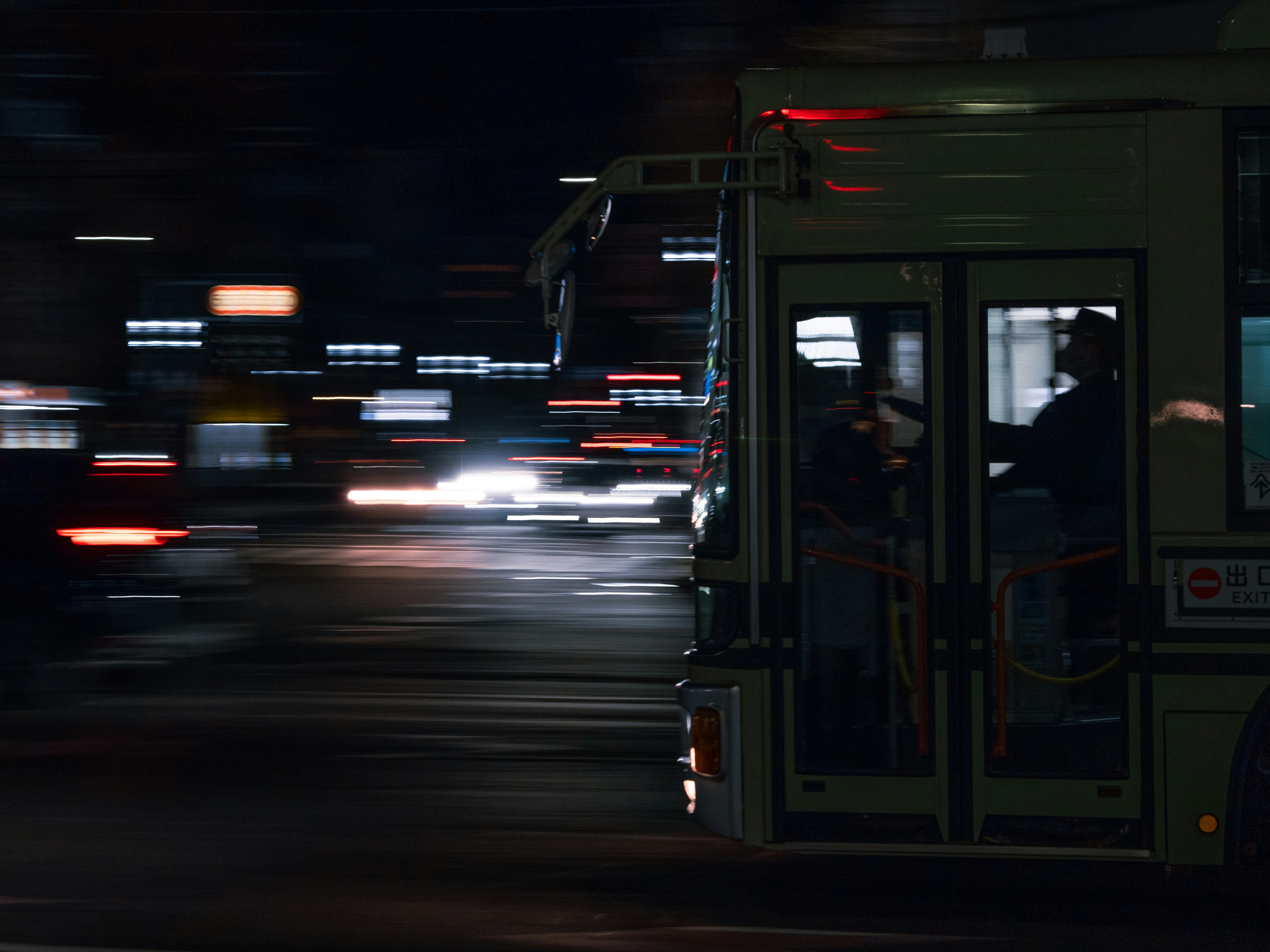 Un bus urbain descendant une rue la nuit photo – Image gratuite de Bus ...