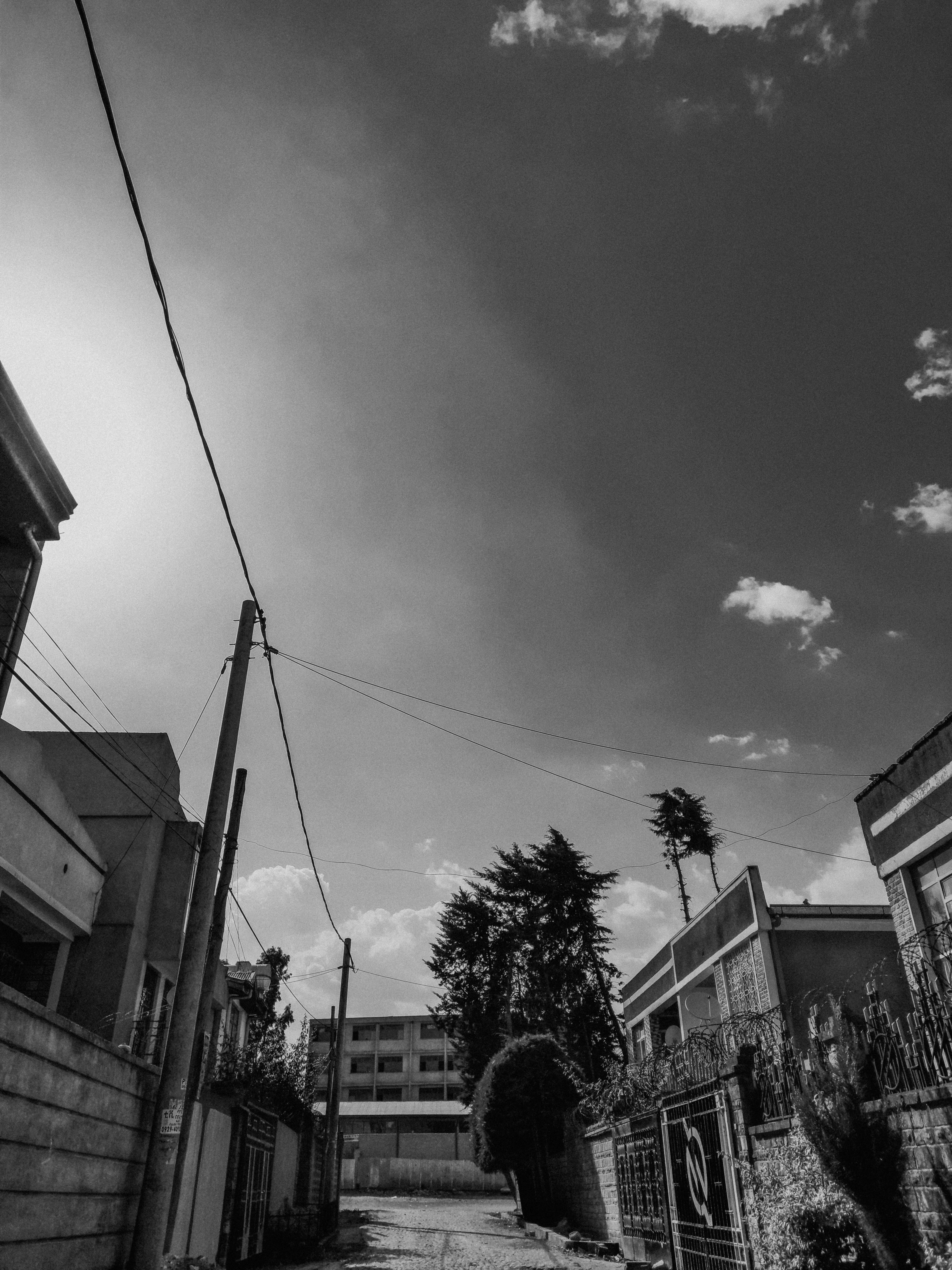 A black and white photo of a street photo – Free Grey Image on Unsplash