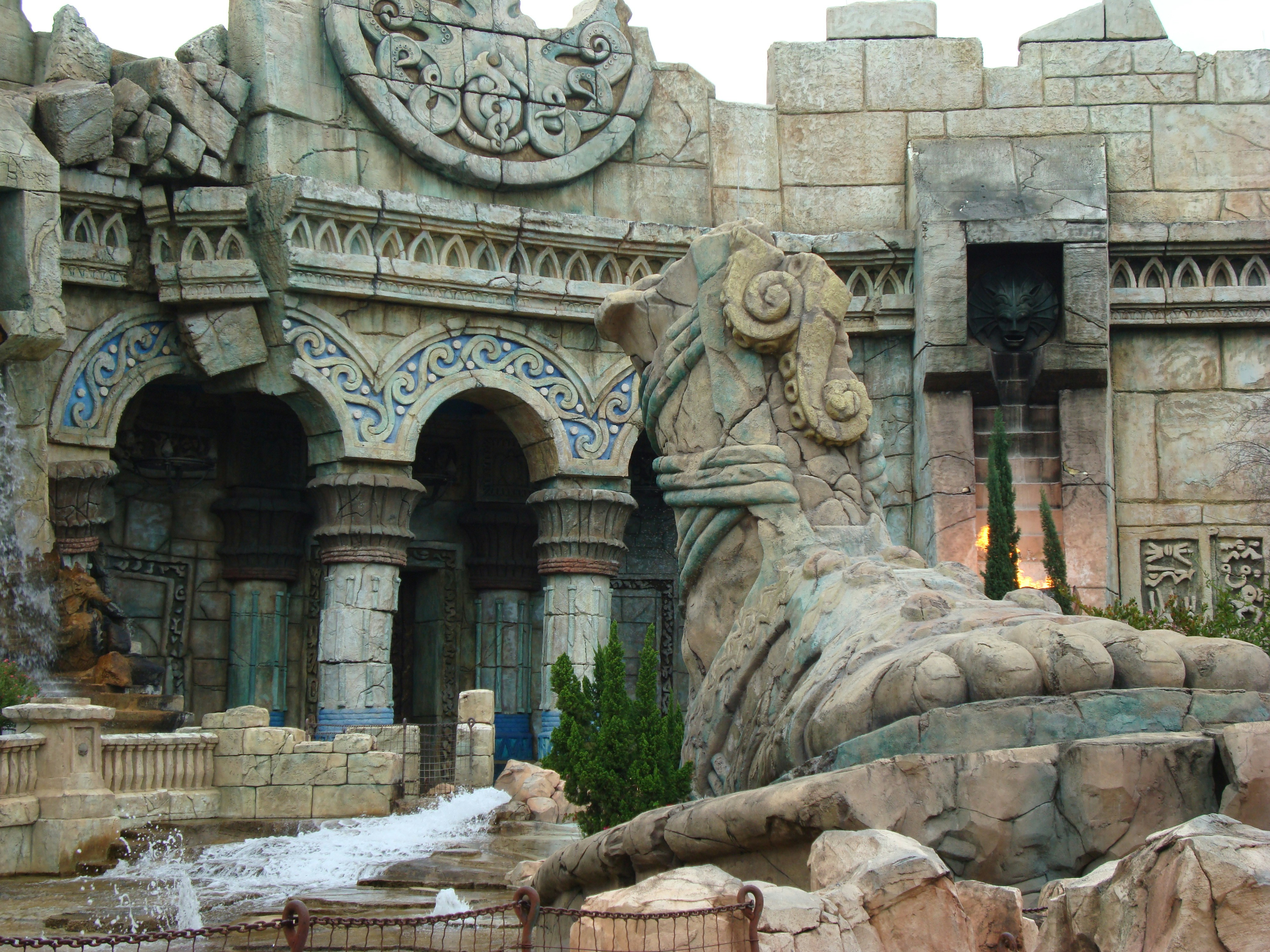 a statue of a lion in front of a building