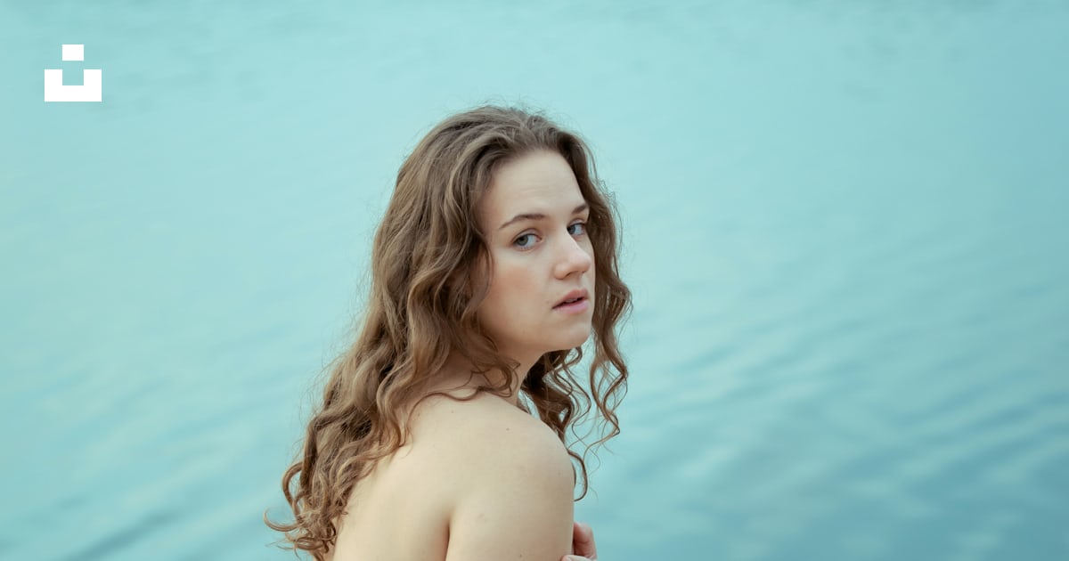 하얀 드레스를 입은 벌거벗은 여자가 해변에 앉아 있다 사진 Unsplash의 무료 여자의 몸 이미지