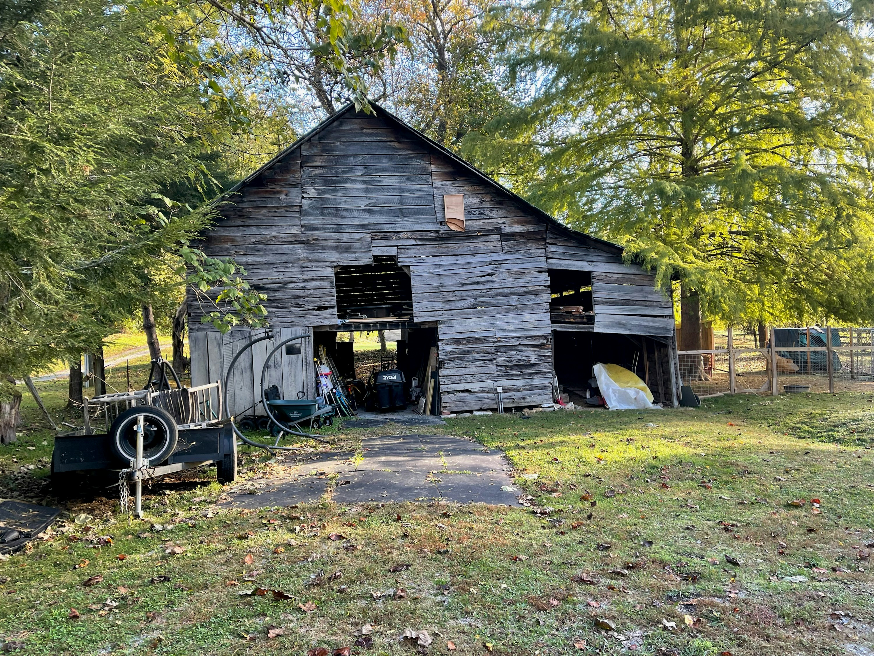 An old barn with a broken down door photo – Free Usa Image on Unsplash