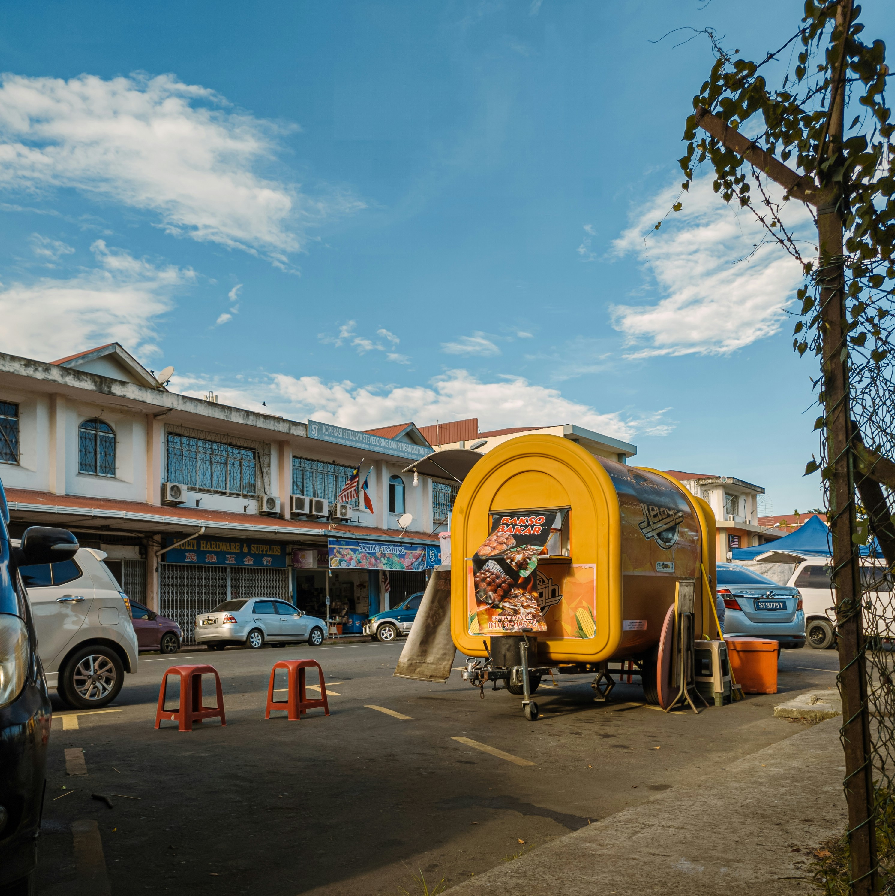 A yellow trailer parked on the side of a road photo – Free Vehicle ...