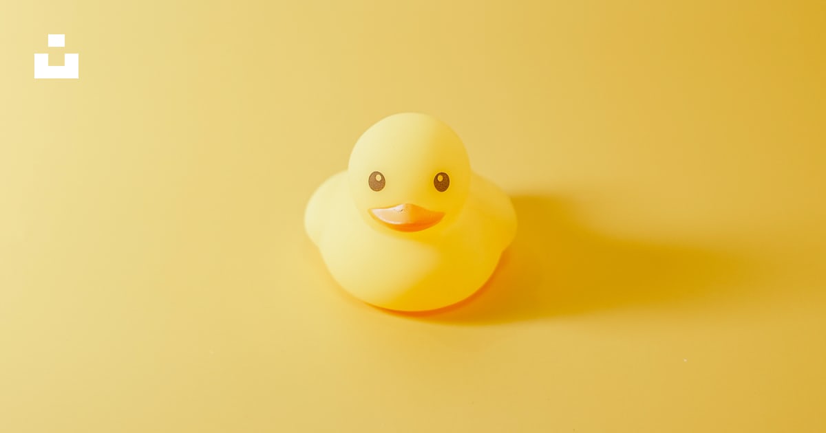 黄色い表面の上に座っているゴム製のアヒルの写真 Unsplashの食べ物の無料画像