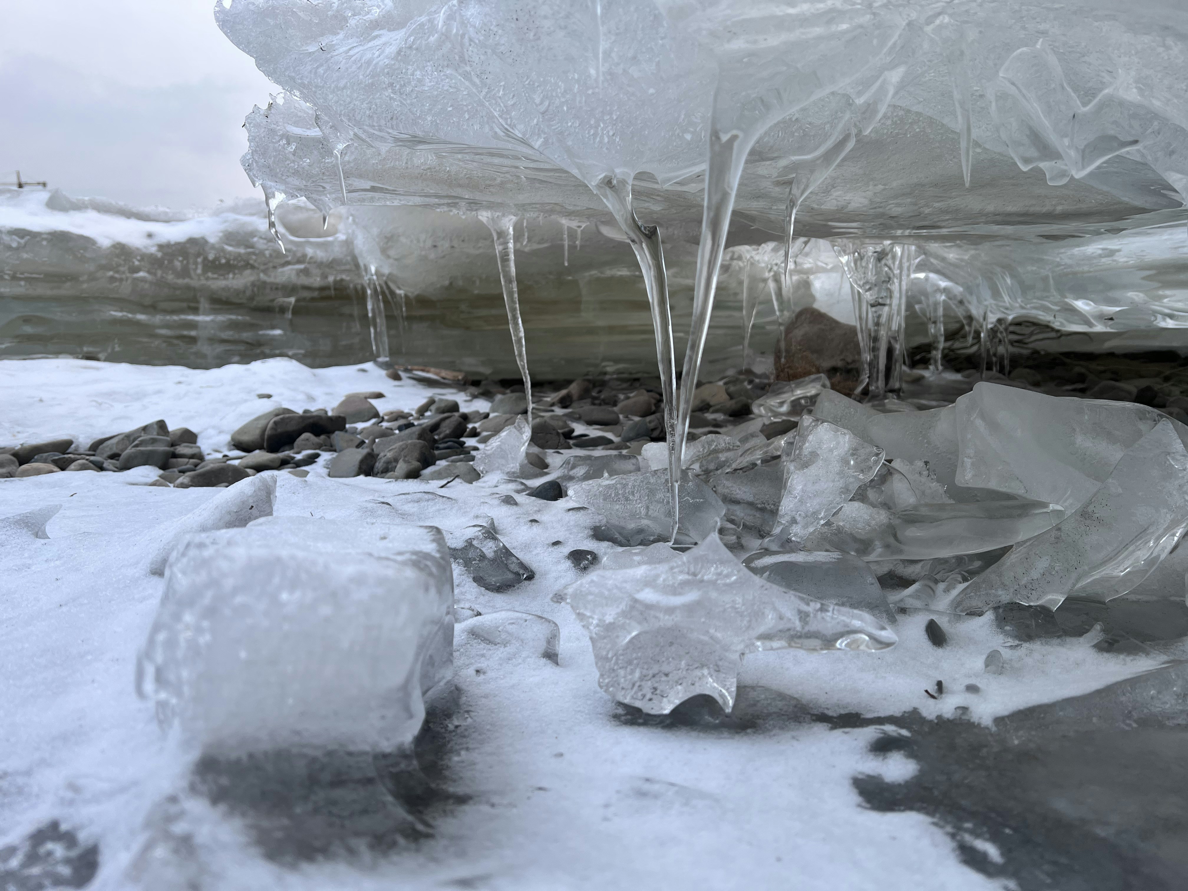 A bunch of ice that is on the ground photo – Free Nature Image on Unsplash