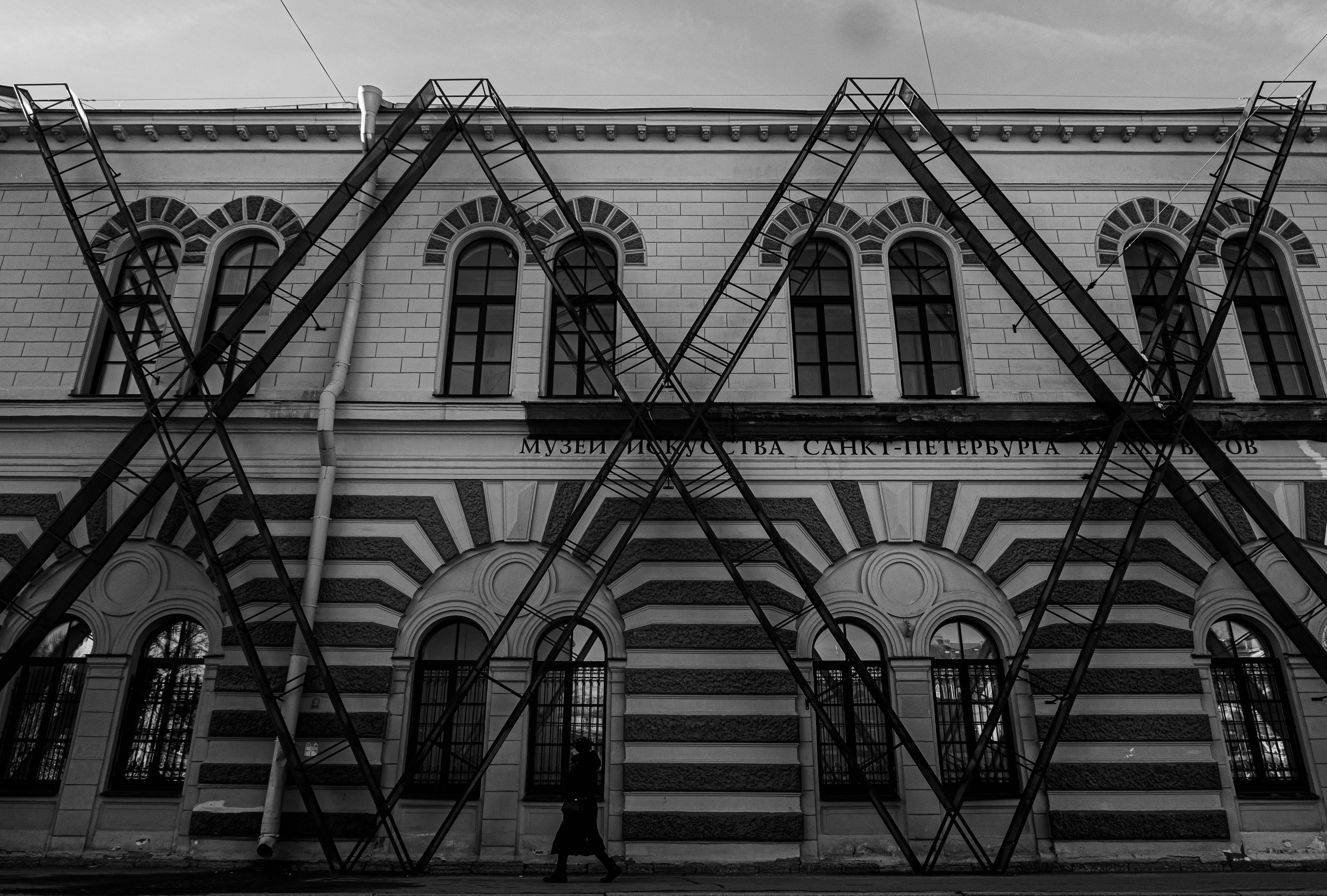 Geometric Facade: Converging Lattice over a Classical Brickwork Building