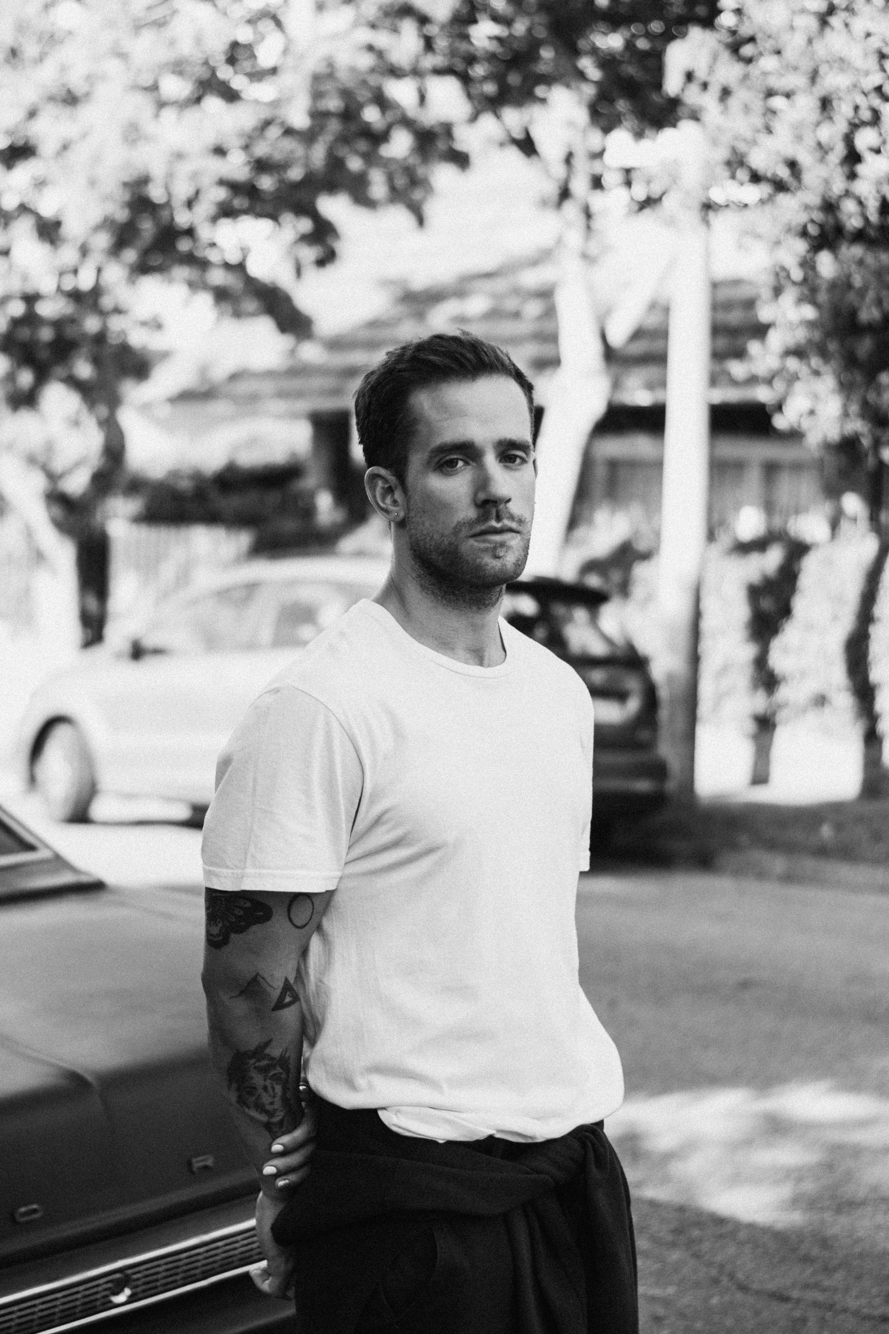 Un homme tatoué debout à côté d’une voiture photo – Photo Gris Gratuite ...