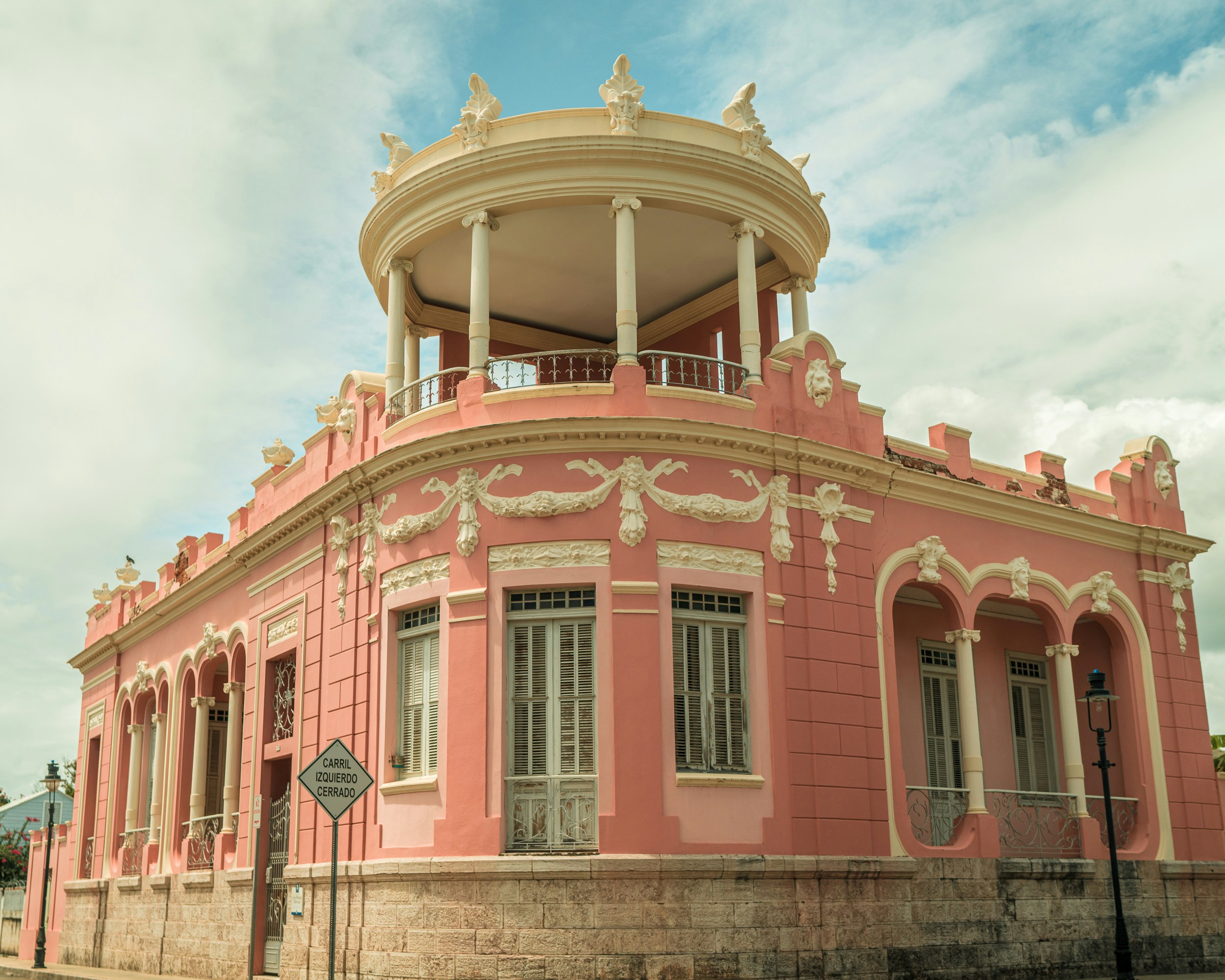 Foto Un edificio rosa con balcón y balcón – Imagen Ponce gratis en Unsplash