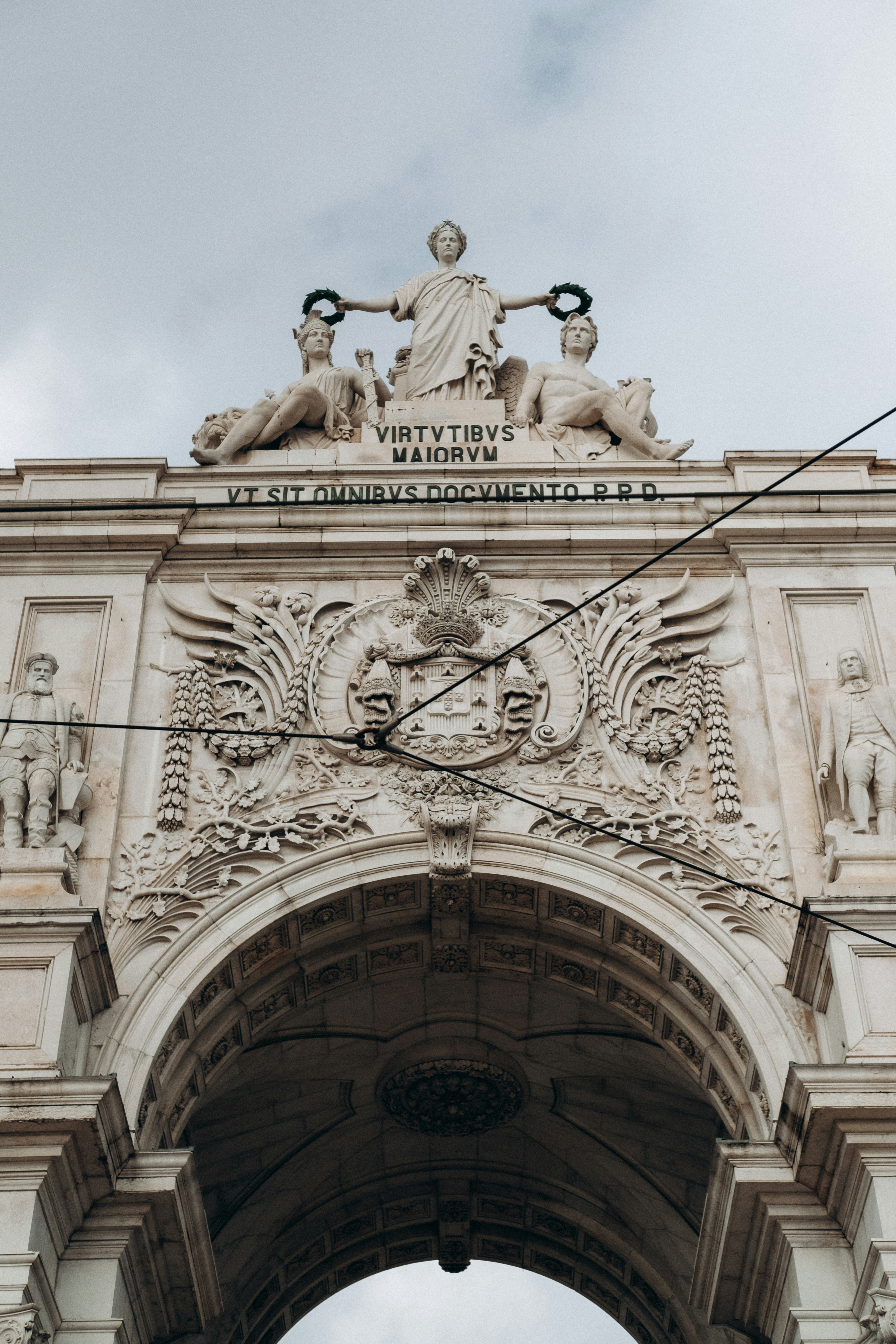 A large arch with statues on top of it photo – Free Grey Image on Unsplash