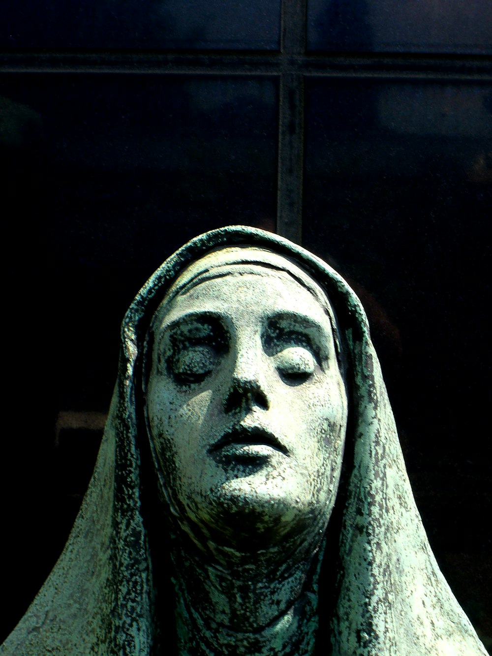 Une statue d’une femme avec un voile sur la tête photo – Photo Le noir ... Une statue d’une femme avec un voile sur la tête photo – Photo Le noir ...