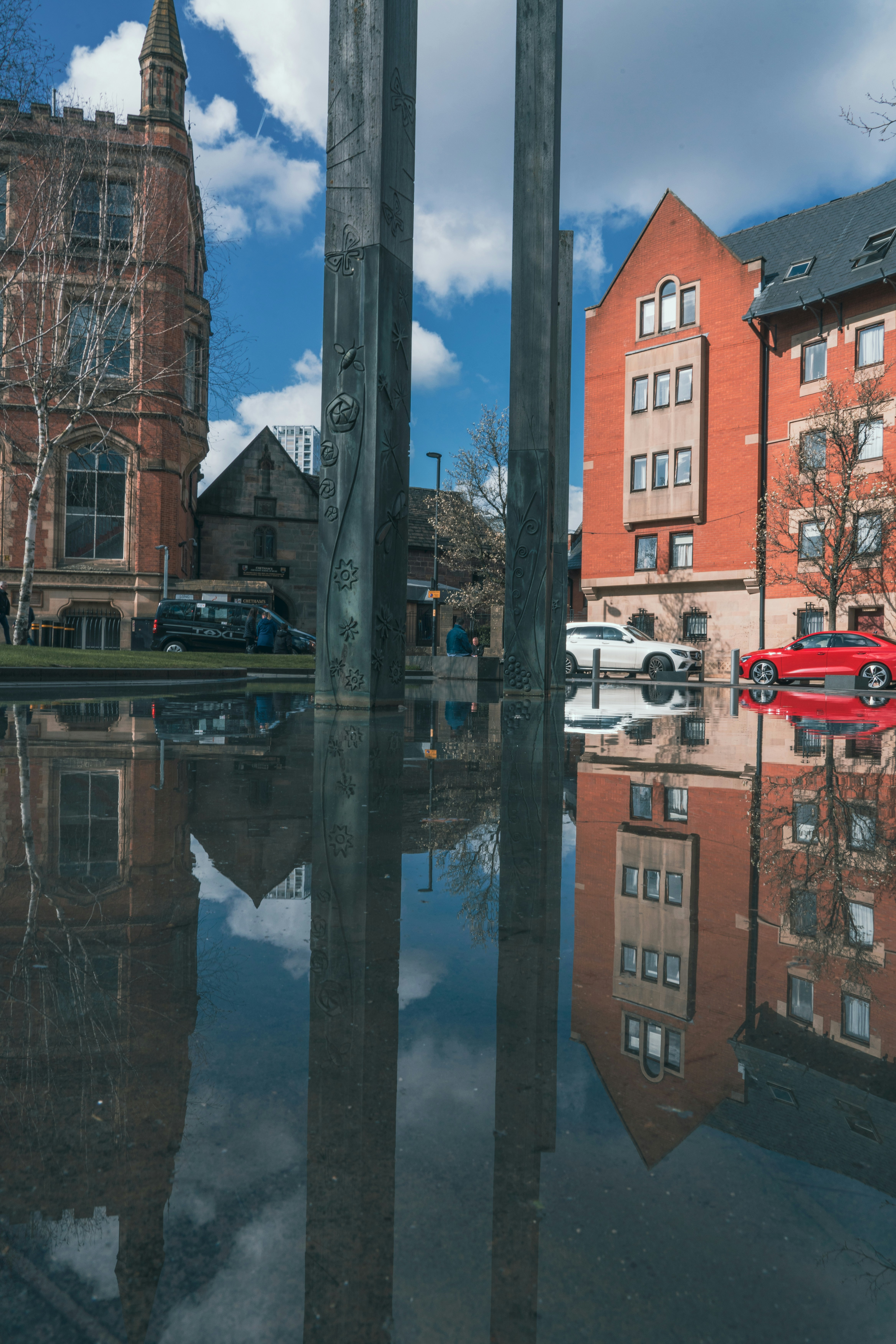 Le reflet d’un bâtiment dans l’eau photo – Photo Manchester Gratuite sur Unsplash