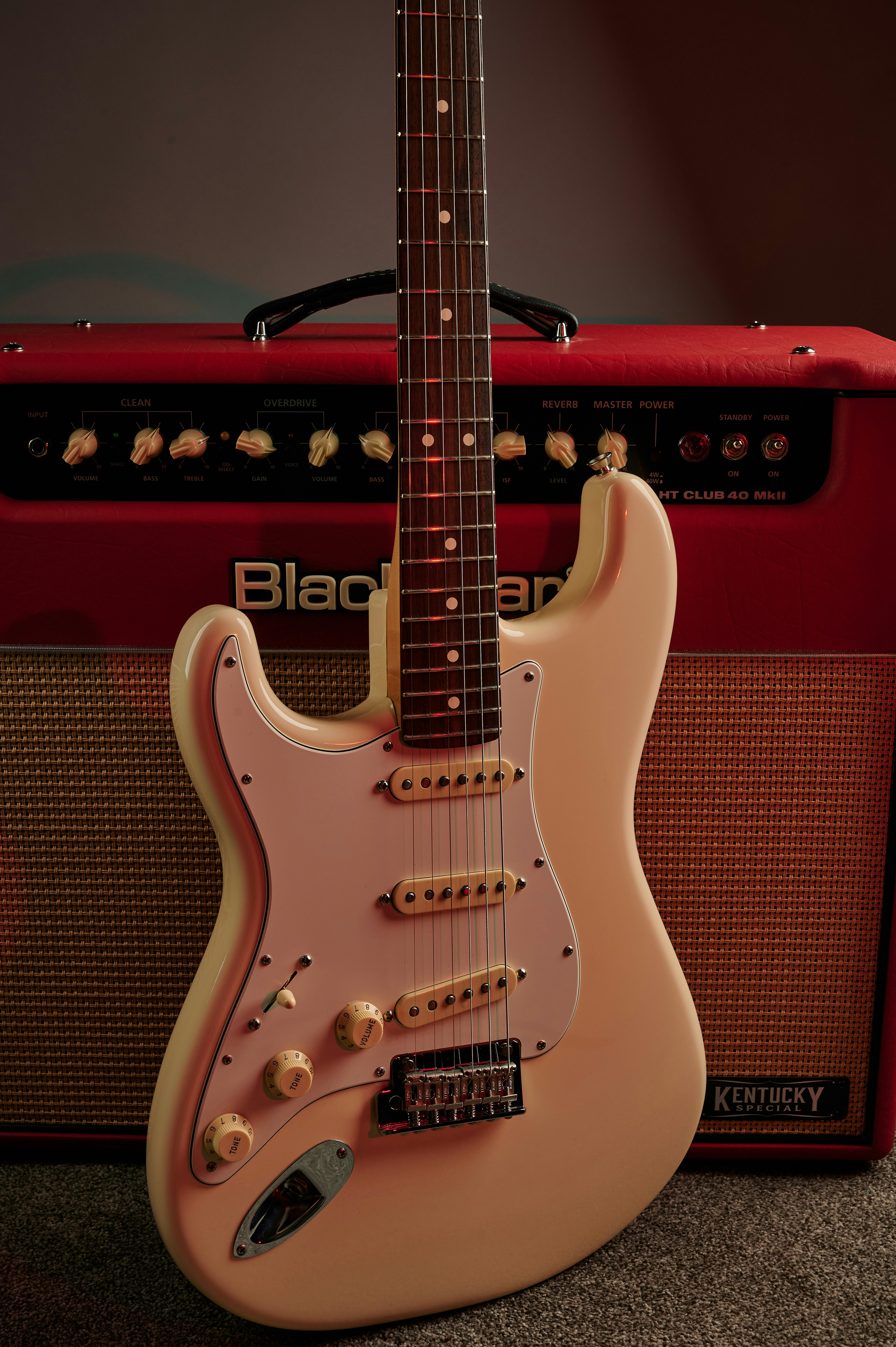 Crème Strat Against Crimson Amps: A Studio Guitar Portrait