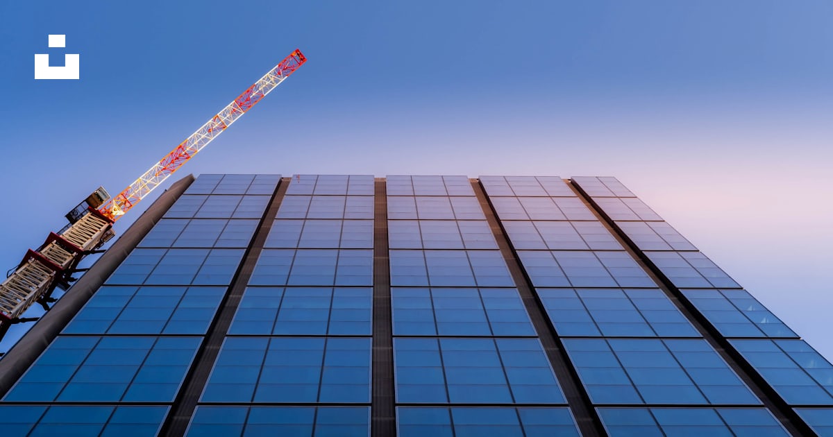 Foto Un Edificio Alto Con Una Grúa Encima Imagen Rascacielos Gratis