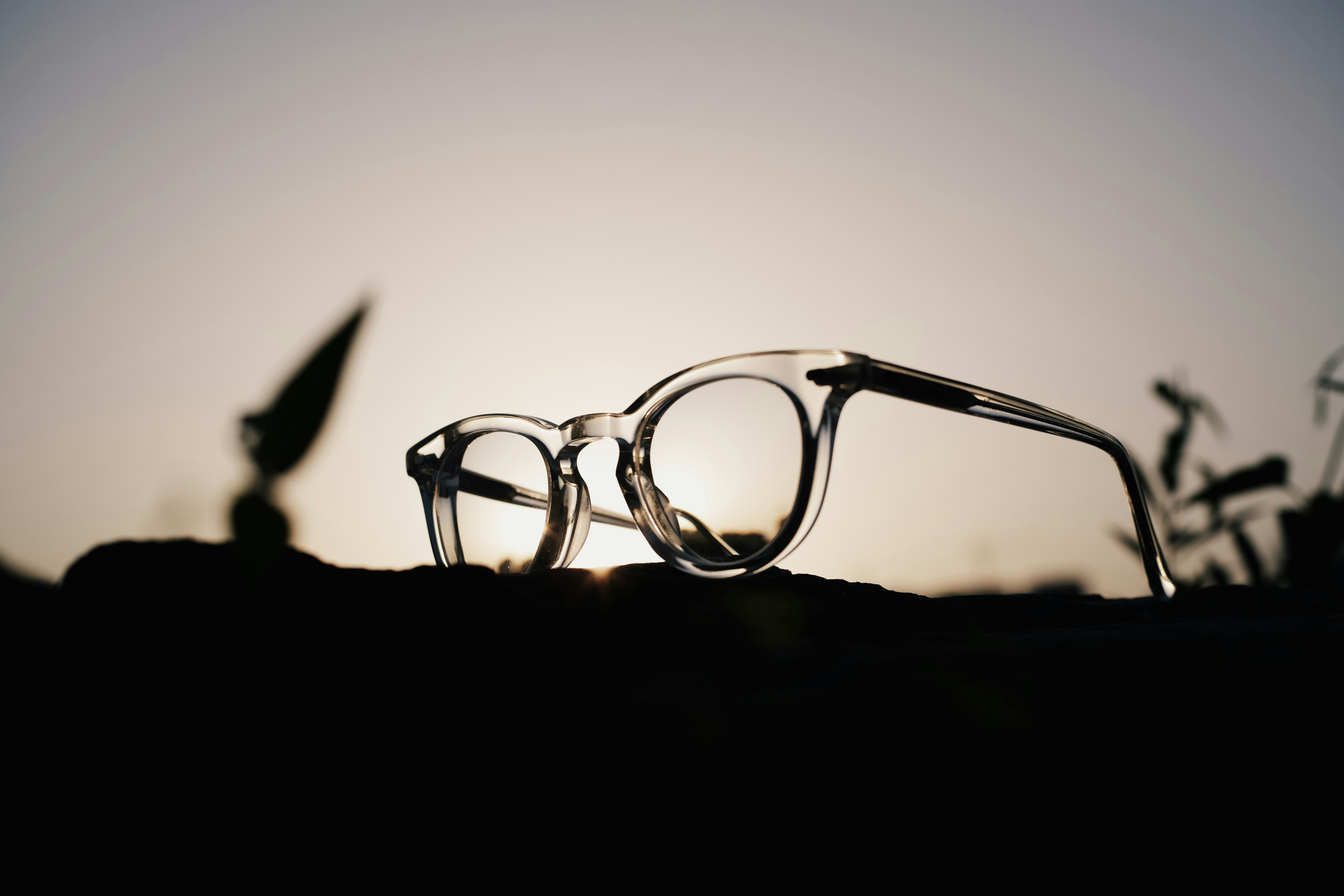 Foto Un par de gafas sentadas encima de una roca – Imagen Lentes gratis ...