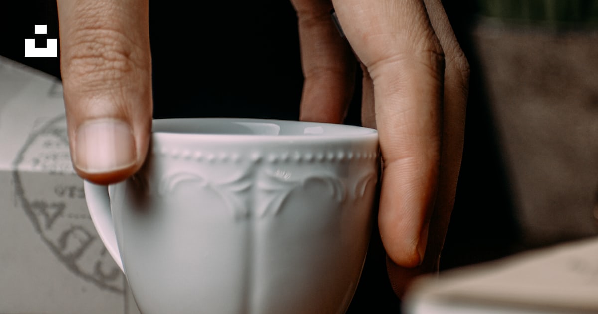 Foto La Mano De Una Persona Metiéndose En Un Cuenco Blanco Imagen