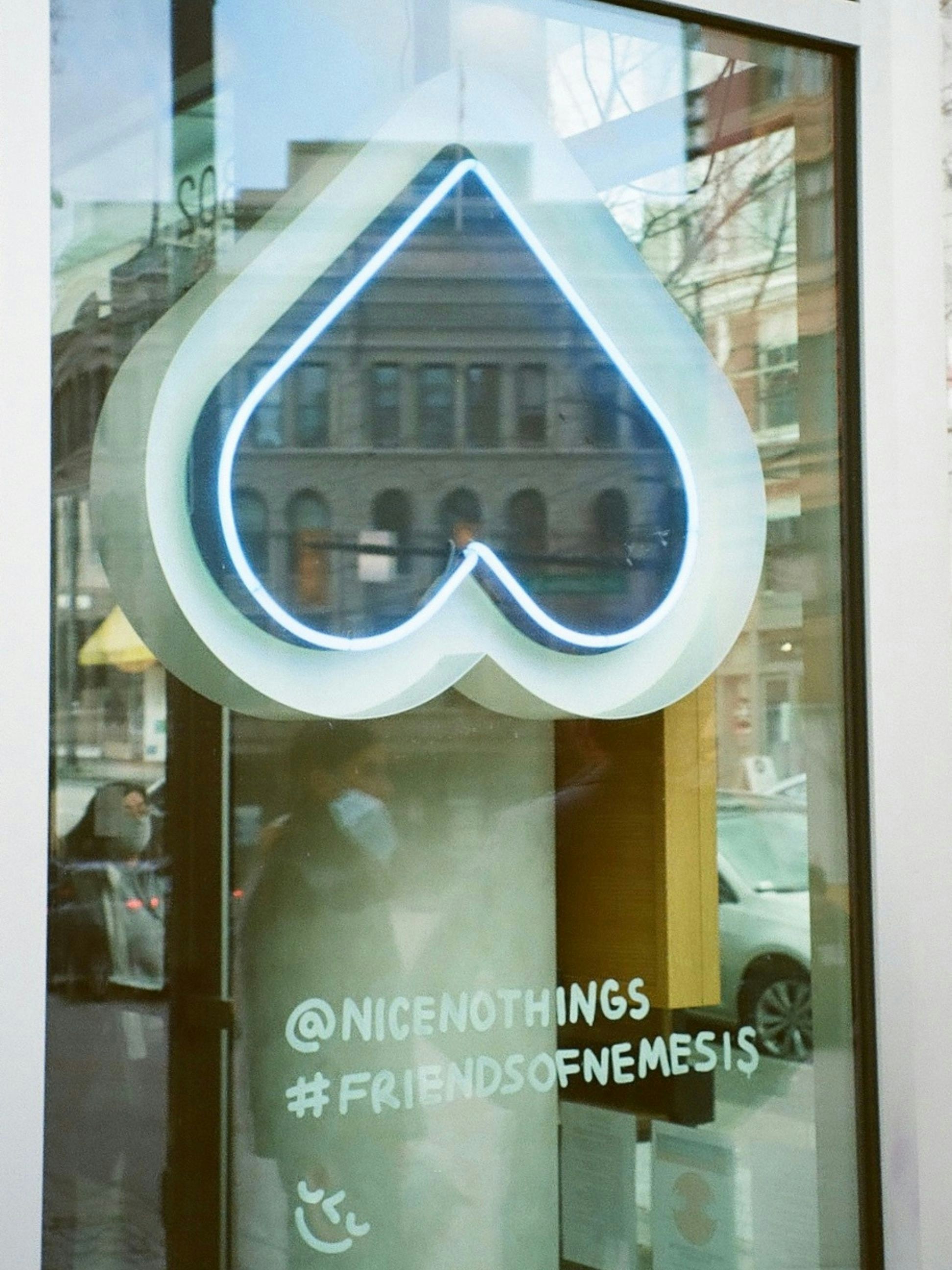 Une enseigne au néon dans la vitrine d’un magasin photo – Image ...