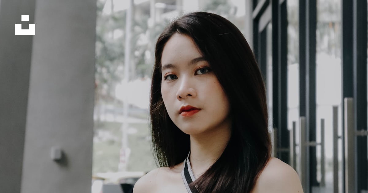 Foto Una Mujer Parada Frente A Un Edificio Imagen Kuala Lumpur Gratis