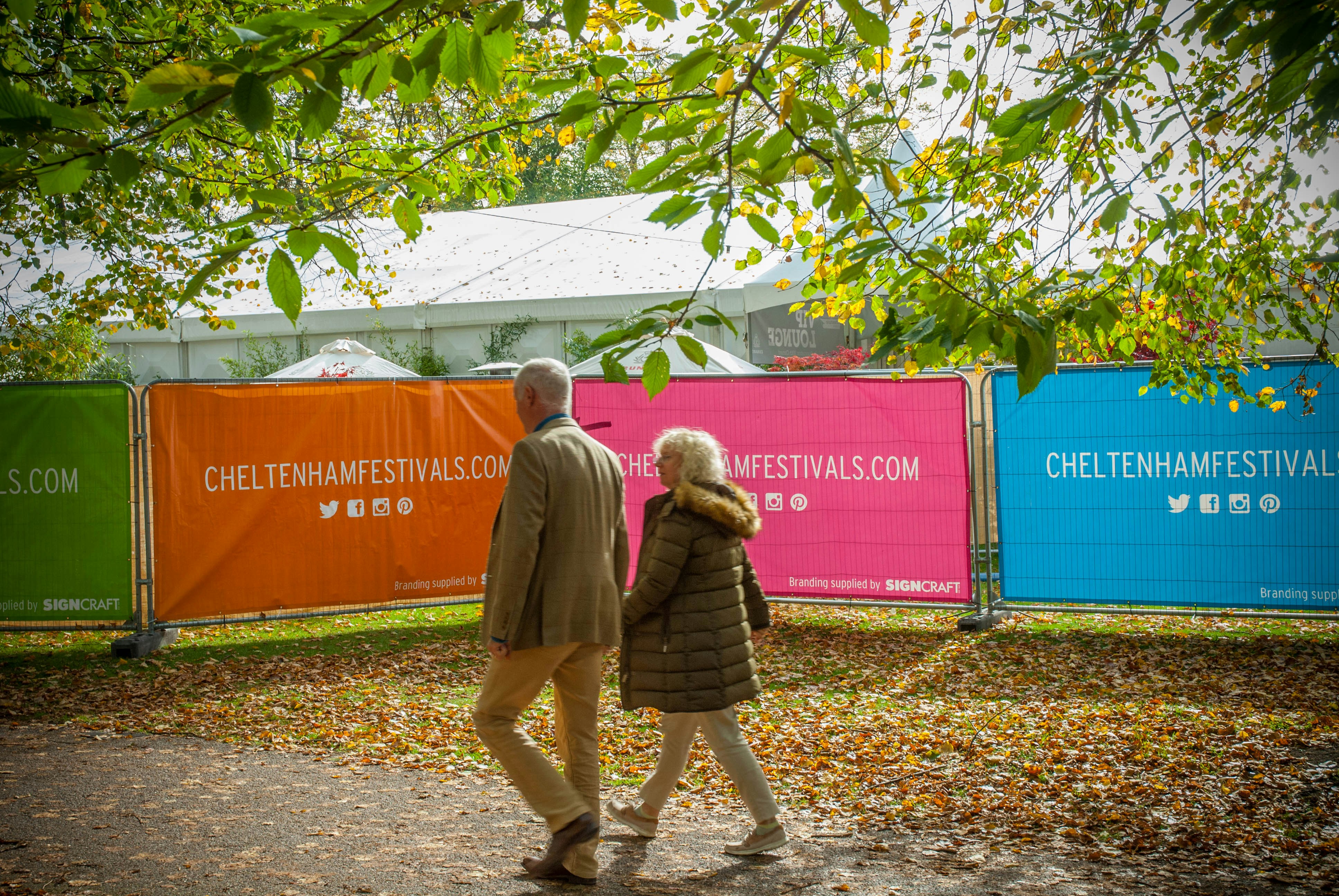 Foto zum Thema Ein Mann und eine Frau gehen durch einen Park ...