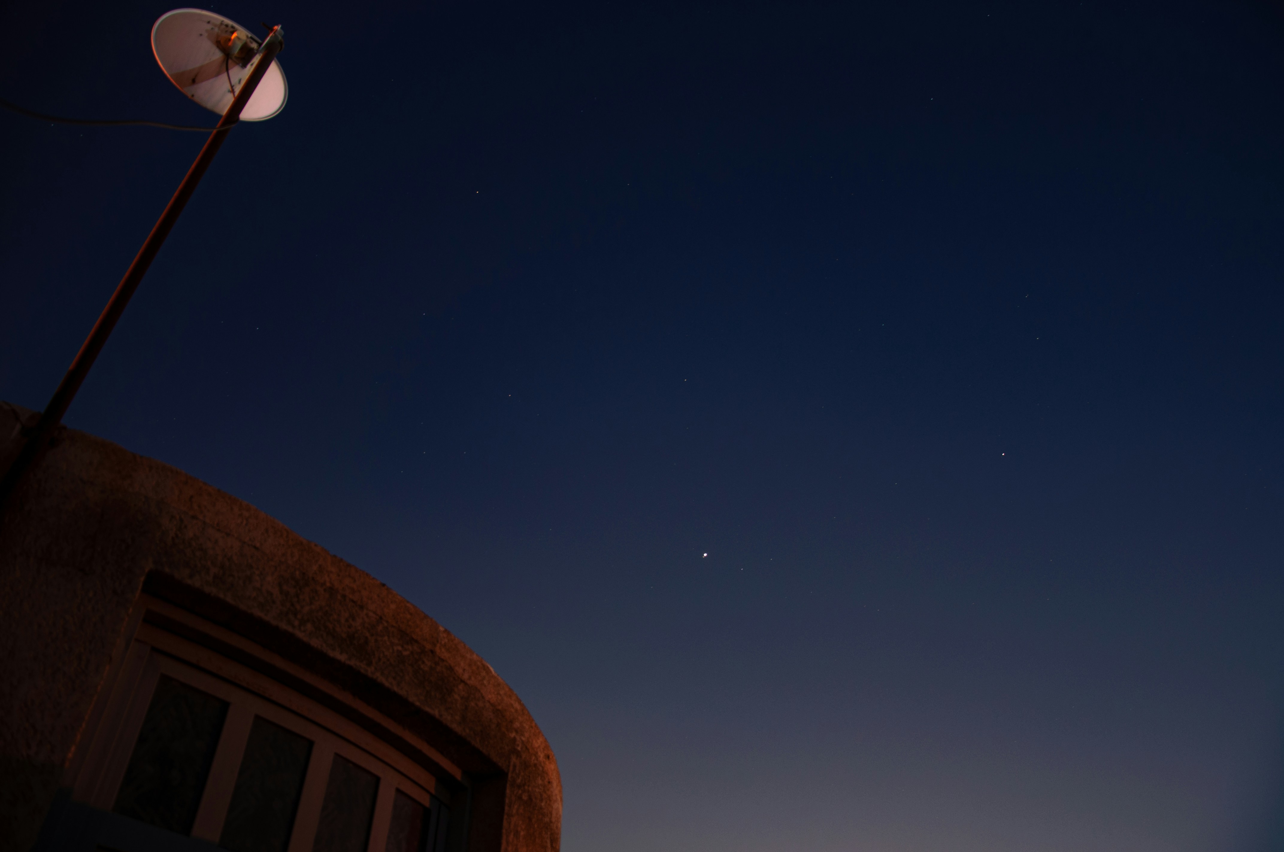 Un lampadaire et un bâtiment la nuit photo – Photo Nuit Gratuite sur ...