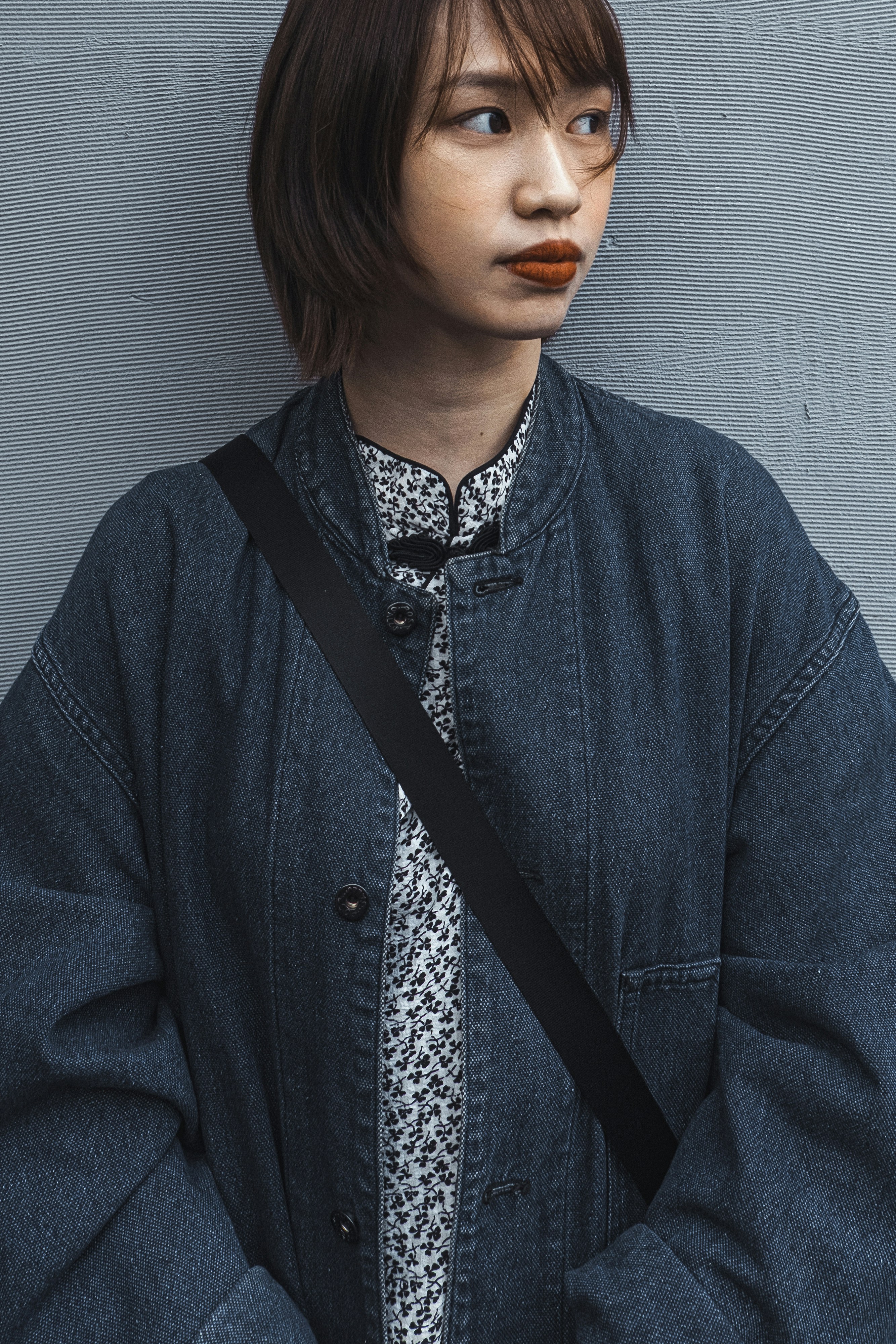 Una persona posando para la cámara foto – Imagen de Retrato gratuita en ...