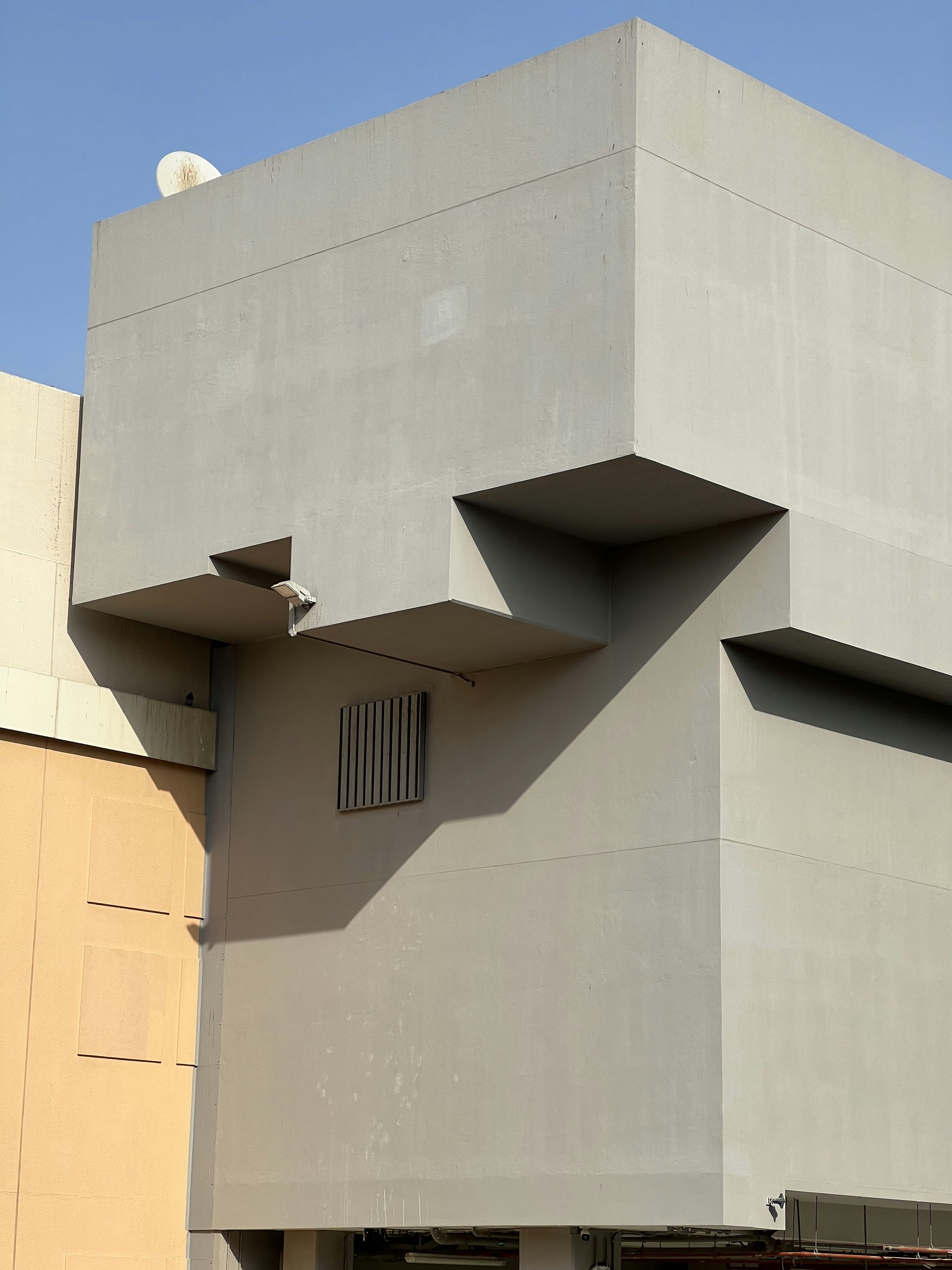 Brutalist Angles: Daylight Geometry of a Concrete Corner