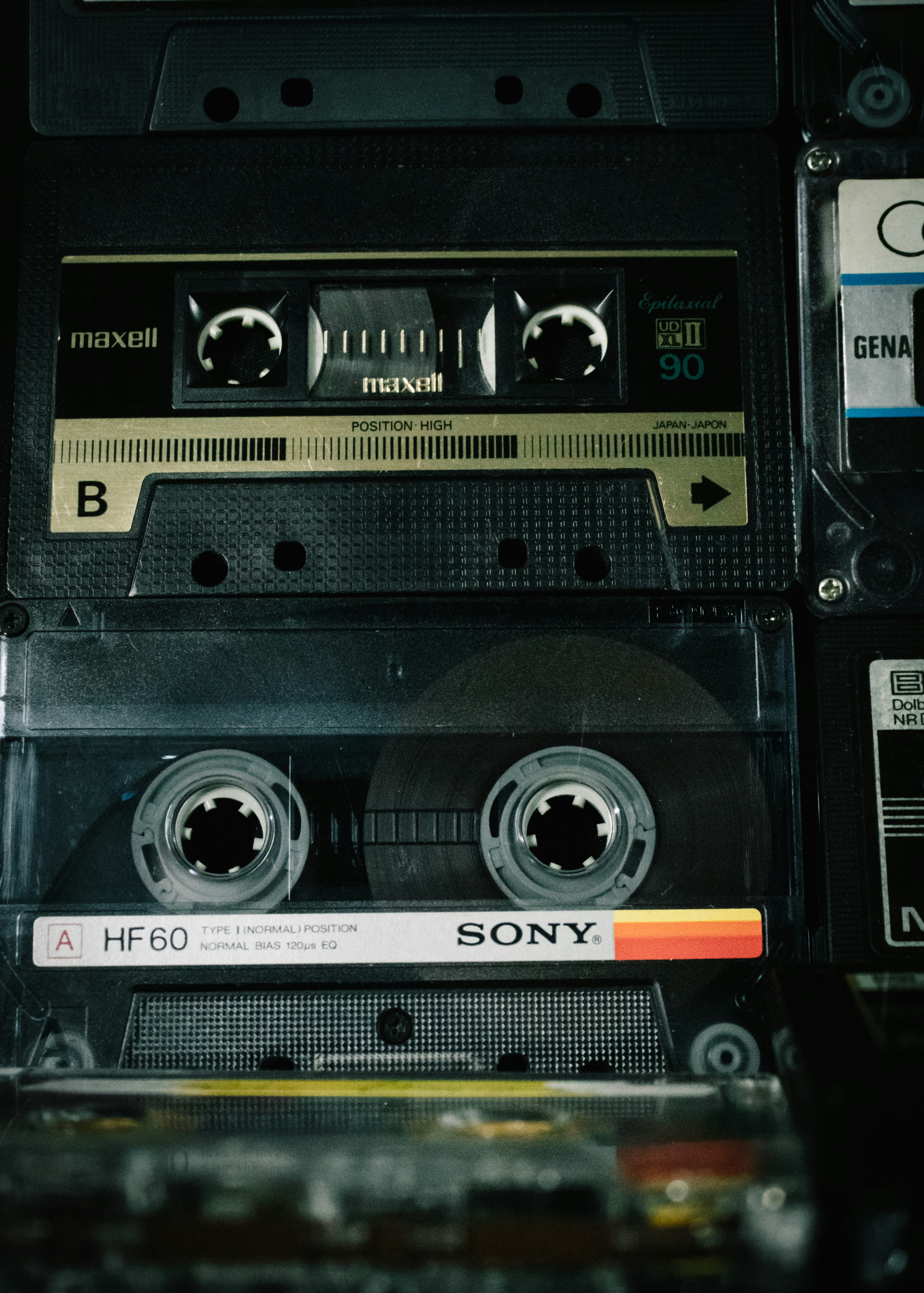 Un par de casetes sentados uno encima del otro foto – Imagen de ...