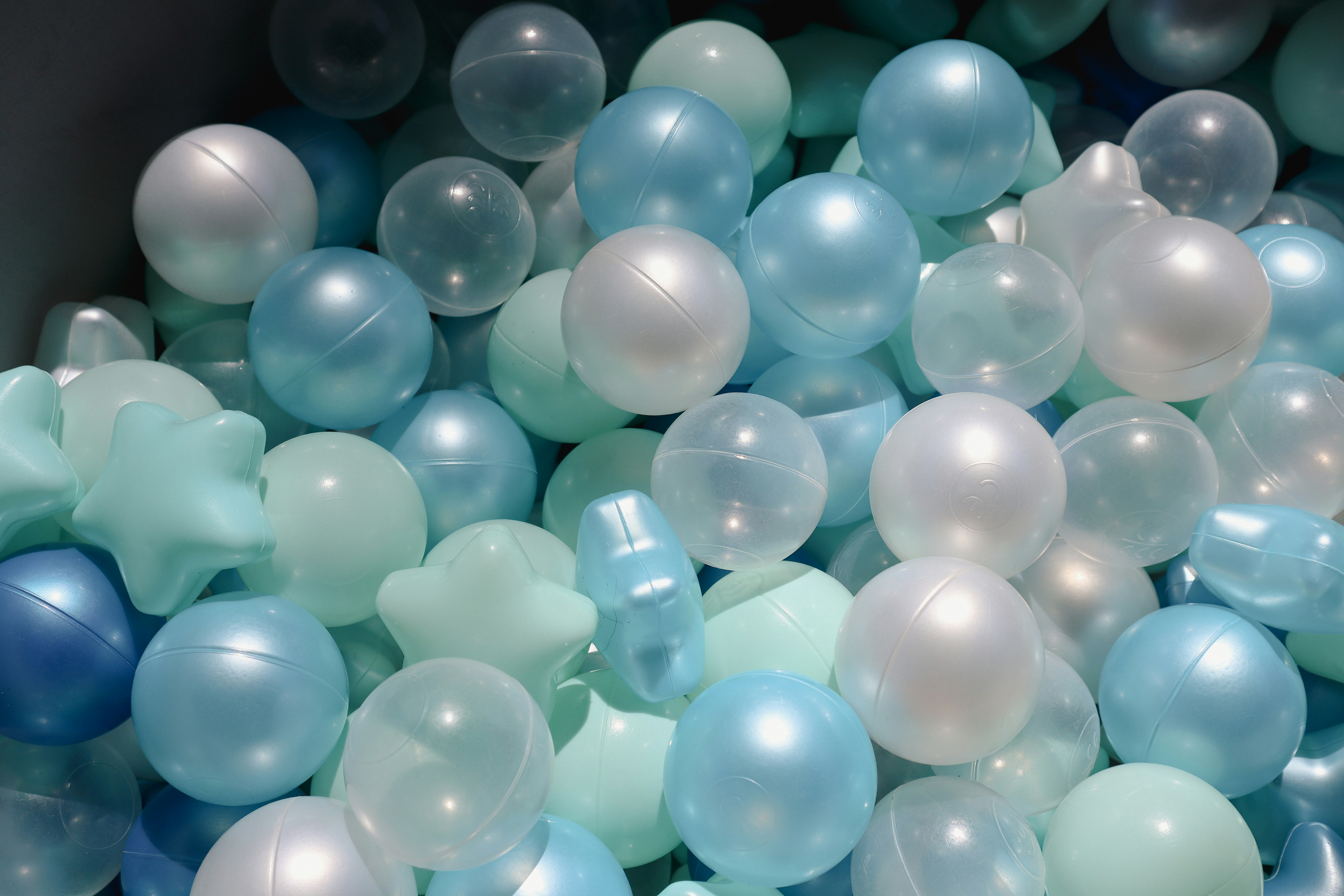 A bucket filled with blue and white balloons photo – Free Birthday ...