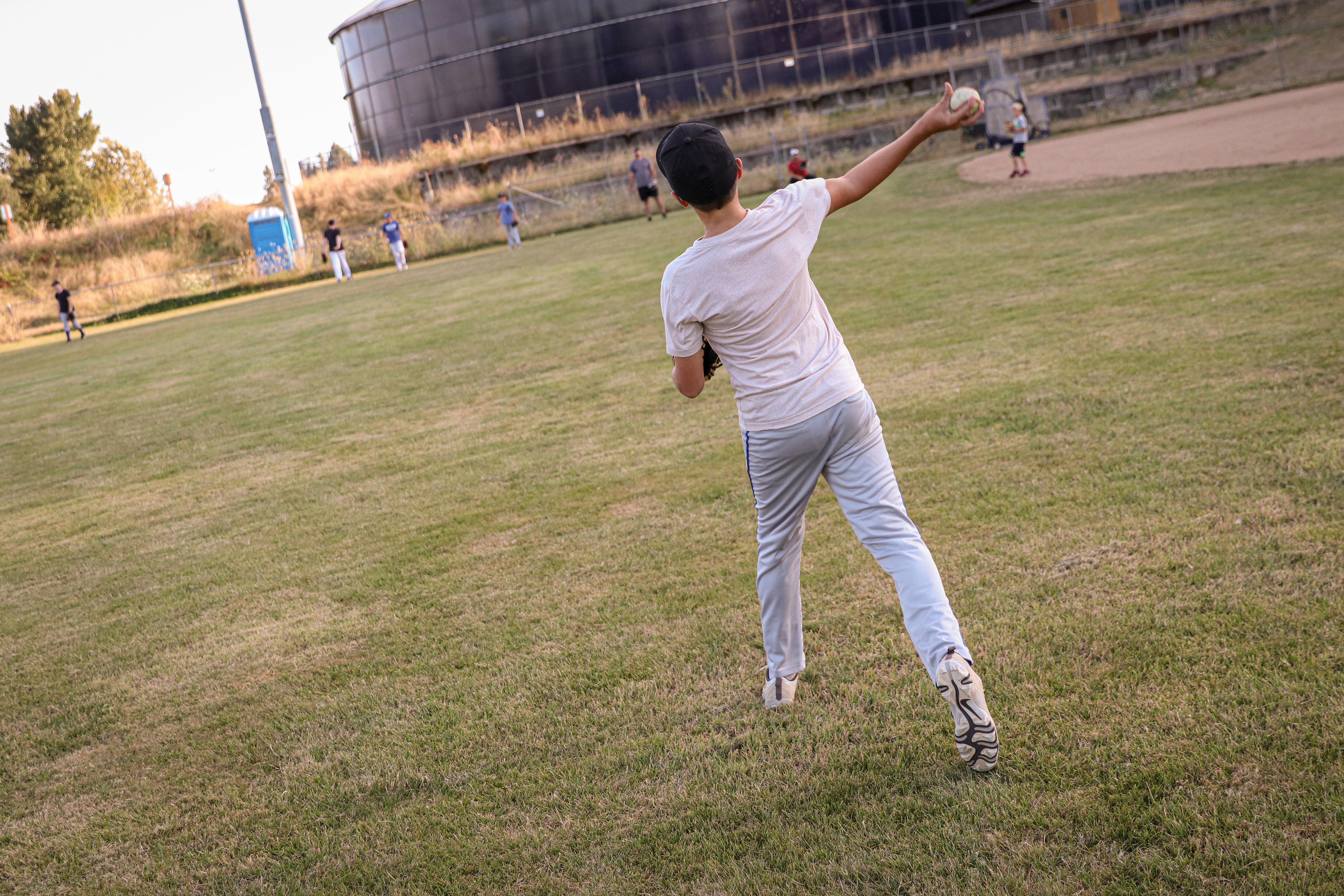 A man throwing a baseball in a field photo – Free Human Image on Unsplash