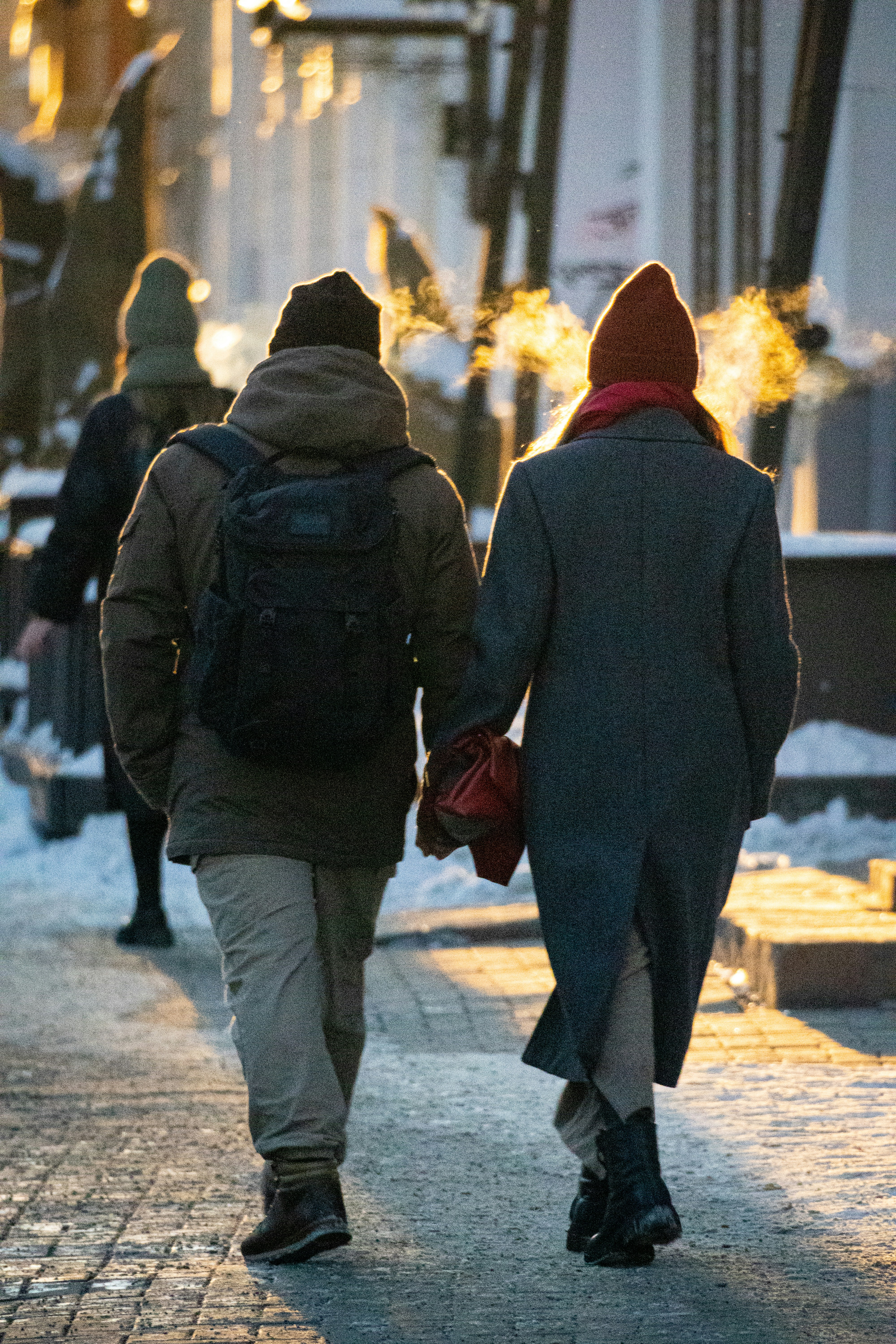 Ein paar Leute gehen eine Straße entlang Foto – Kostenloses Bild zum ...
