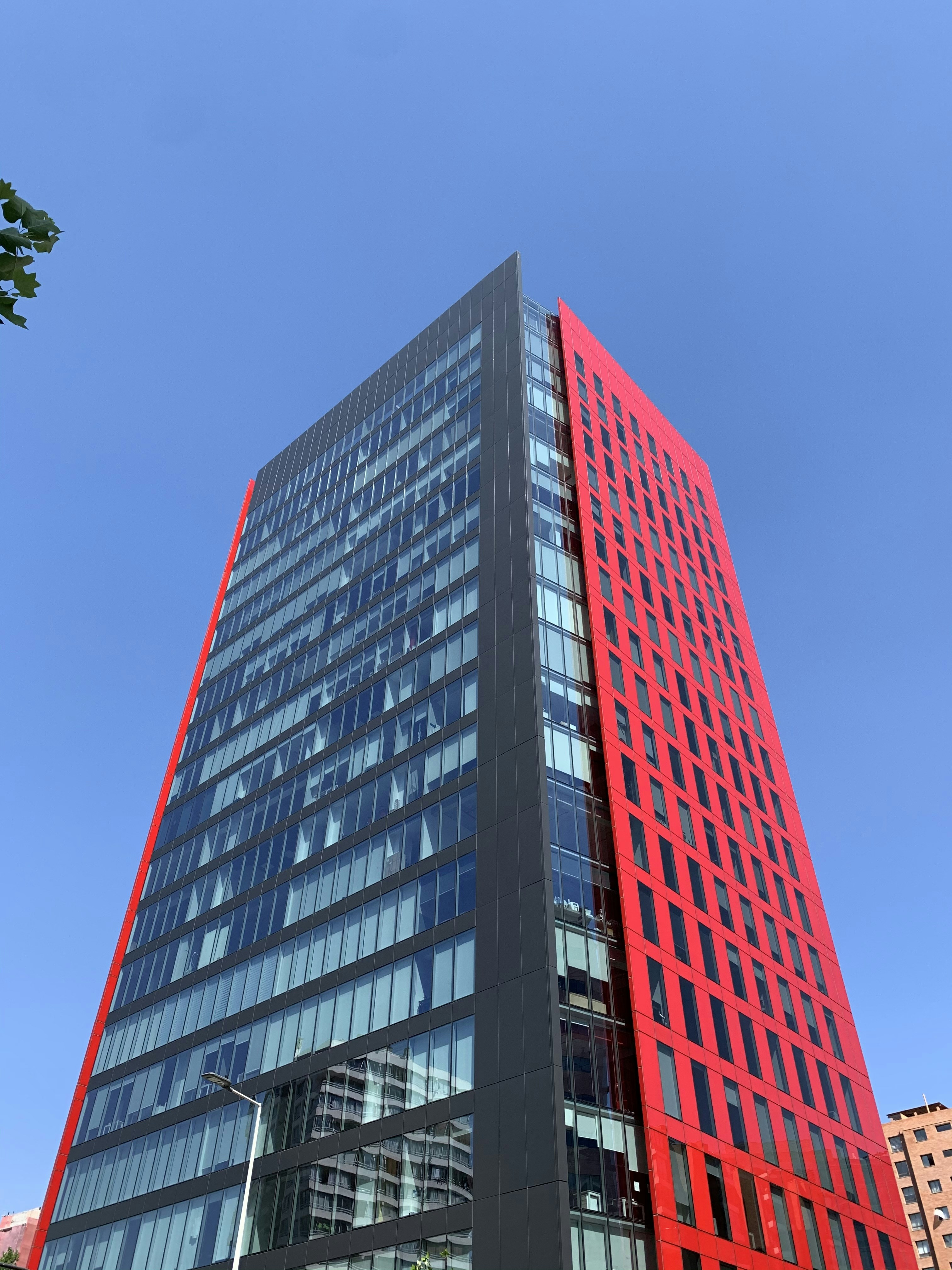 Un edificio muy alto con muchas ventanas foto – Imagen de Edificio gratuita en Unsplash