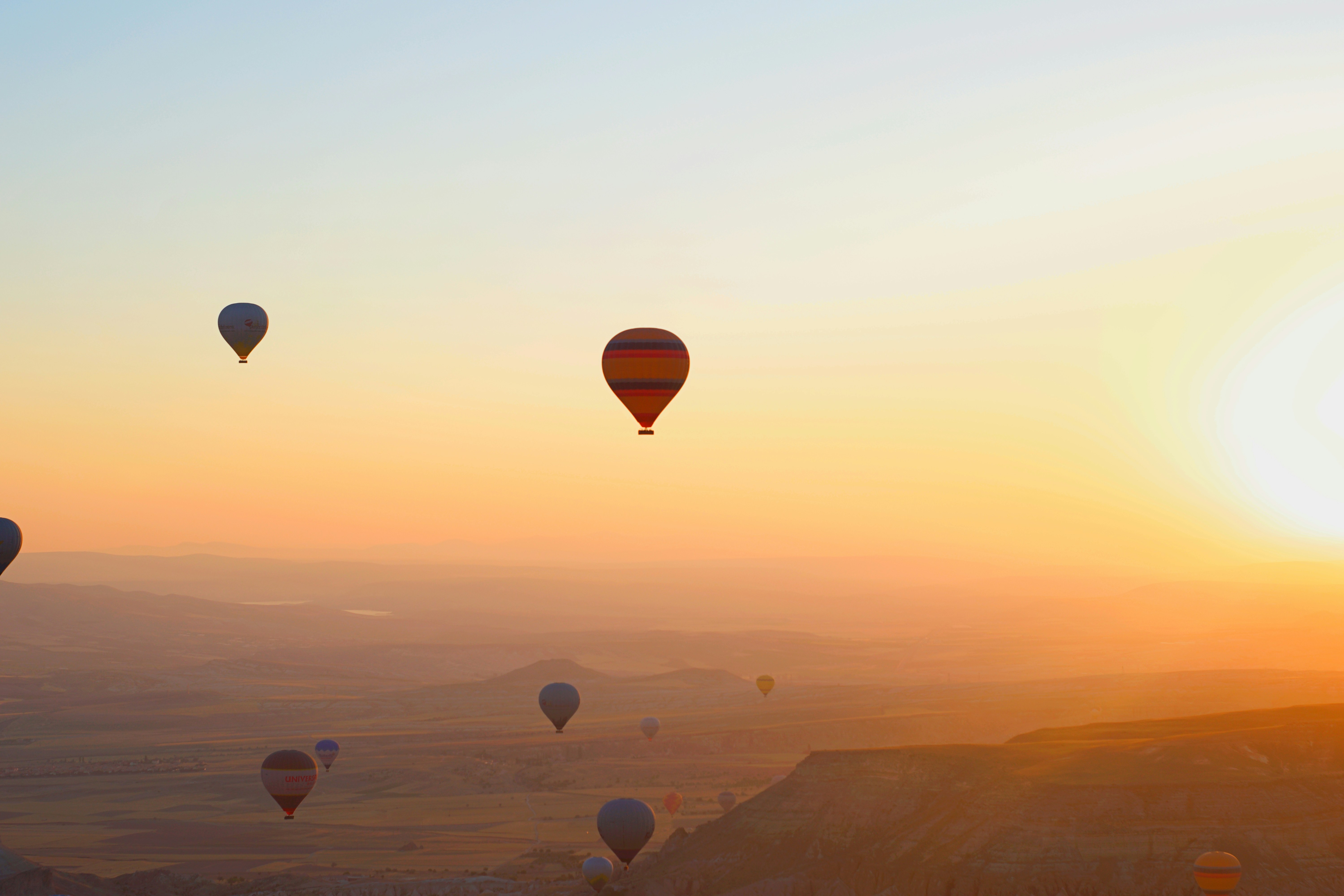 Foto Un grupo de globos aerostáticos volando en el cielo – Imagen Bola ...