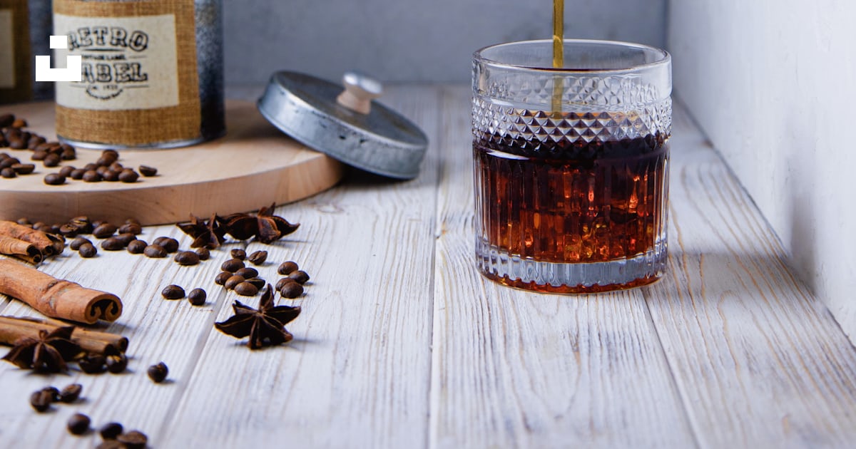 Foto Zum Thema Eine Tasse Kaffee Wird In Ein Glas Gegossen Kostenloses Bild Zu Grau Auf Unsplash
