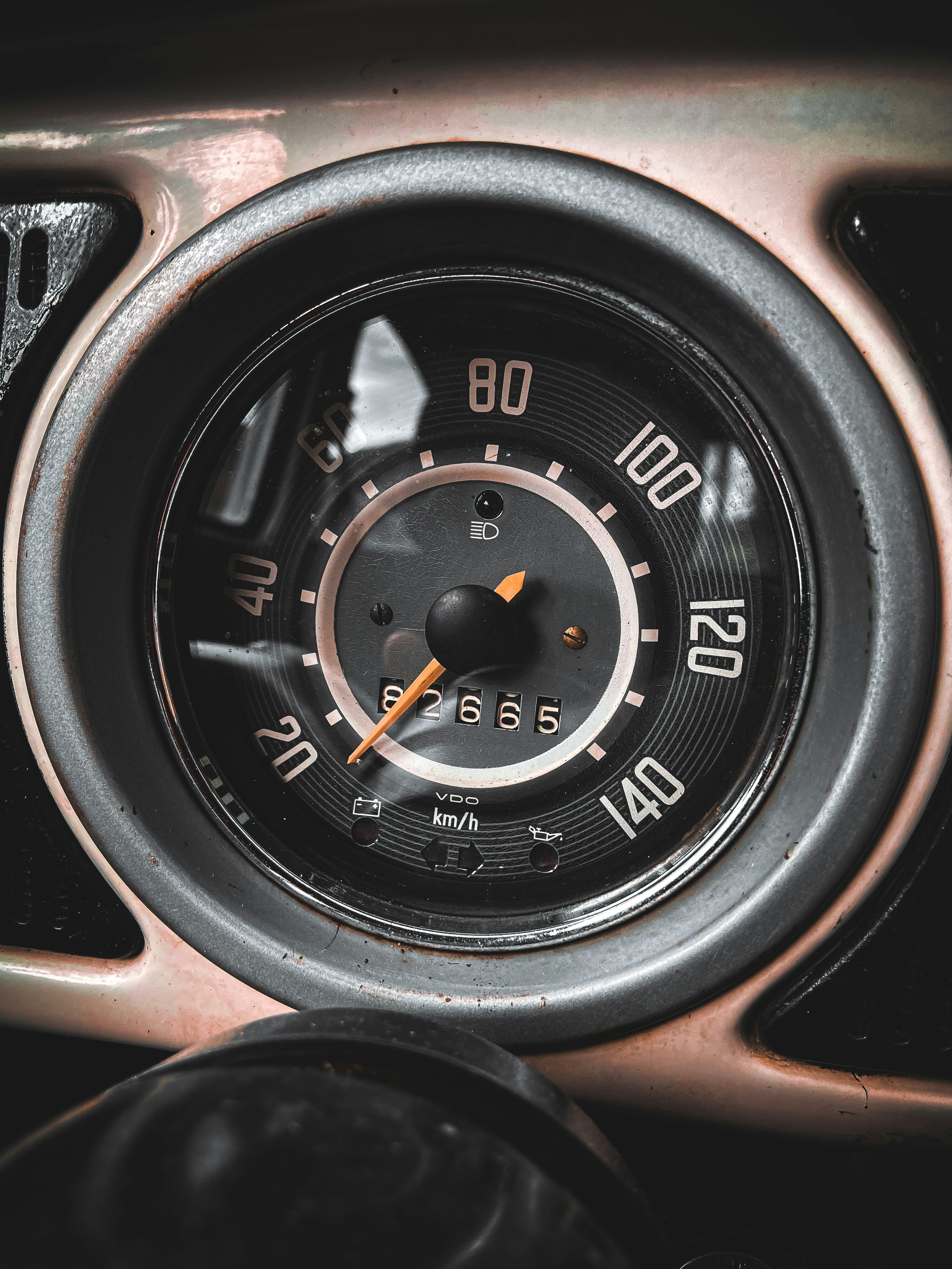 A close up of a speedometer on a car photo – Free Brasil Image on Unsplash